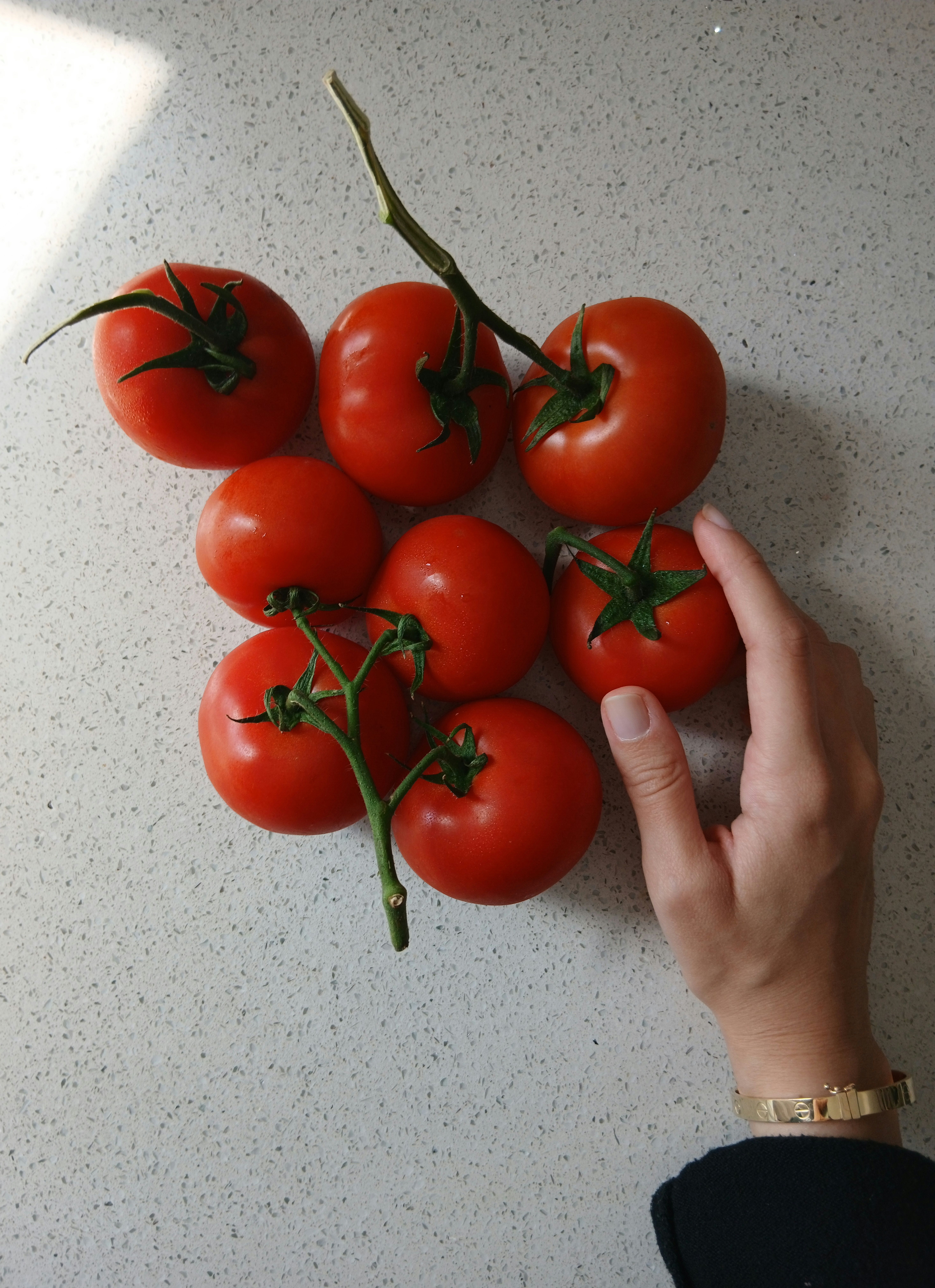 Fresh Red Tomatoes on a Kitchen Counter · Free Stock Photo