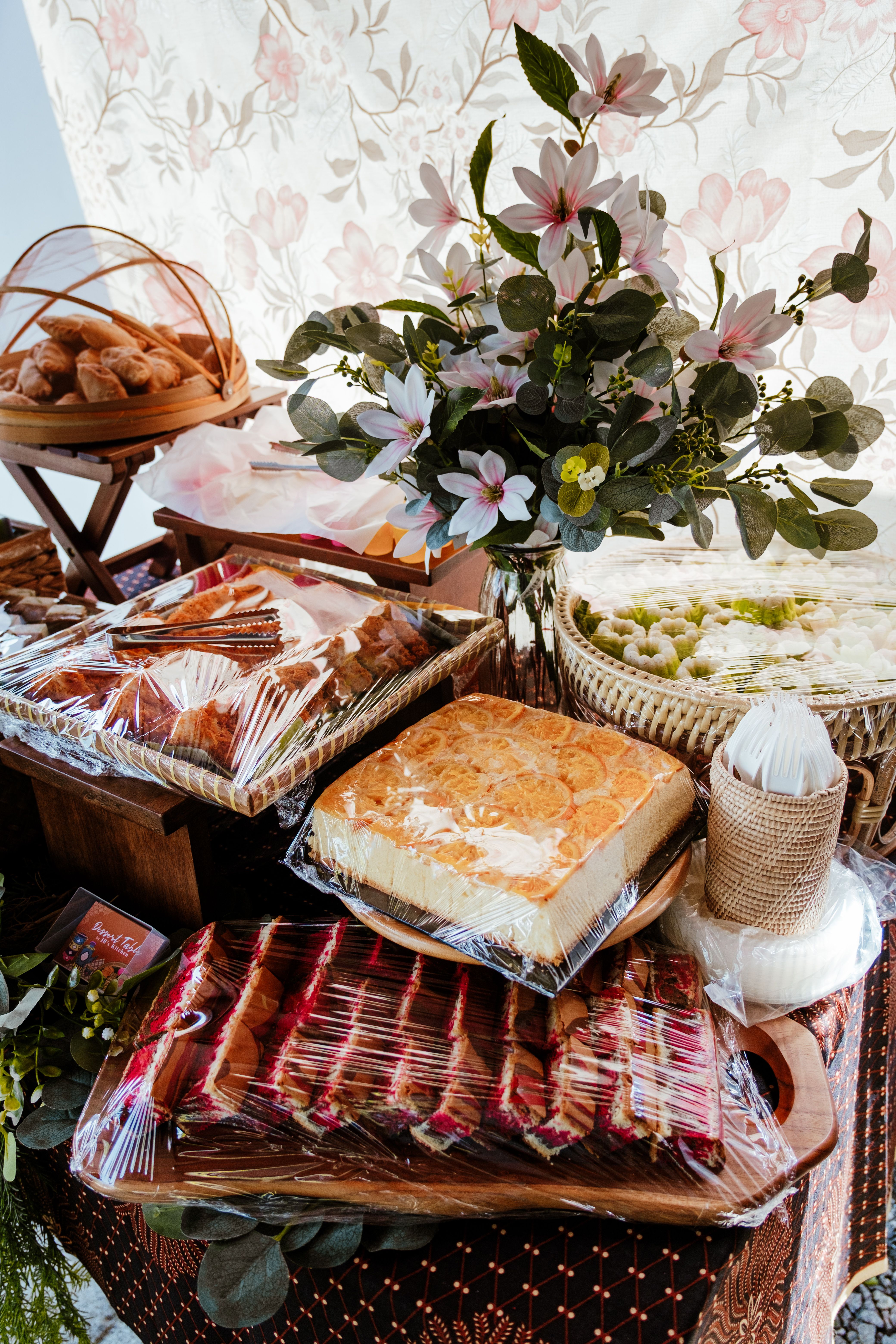 Elegante Mesa De Buffet Con Pasteles Variados · Foto de stock gratuita