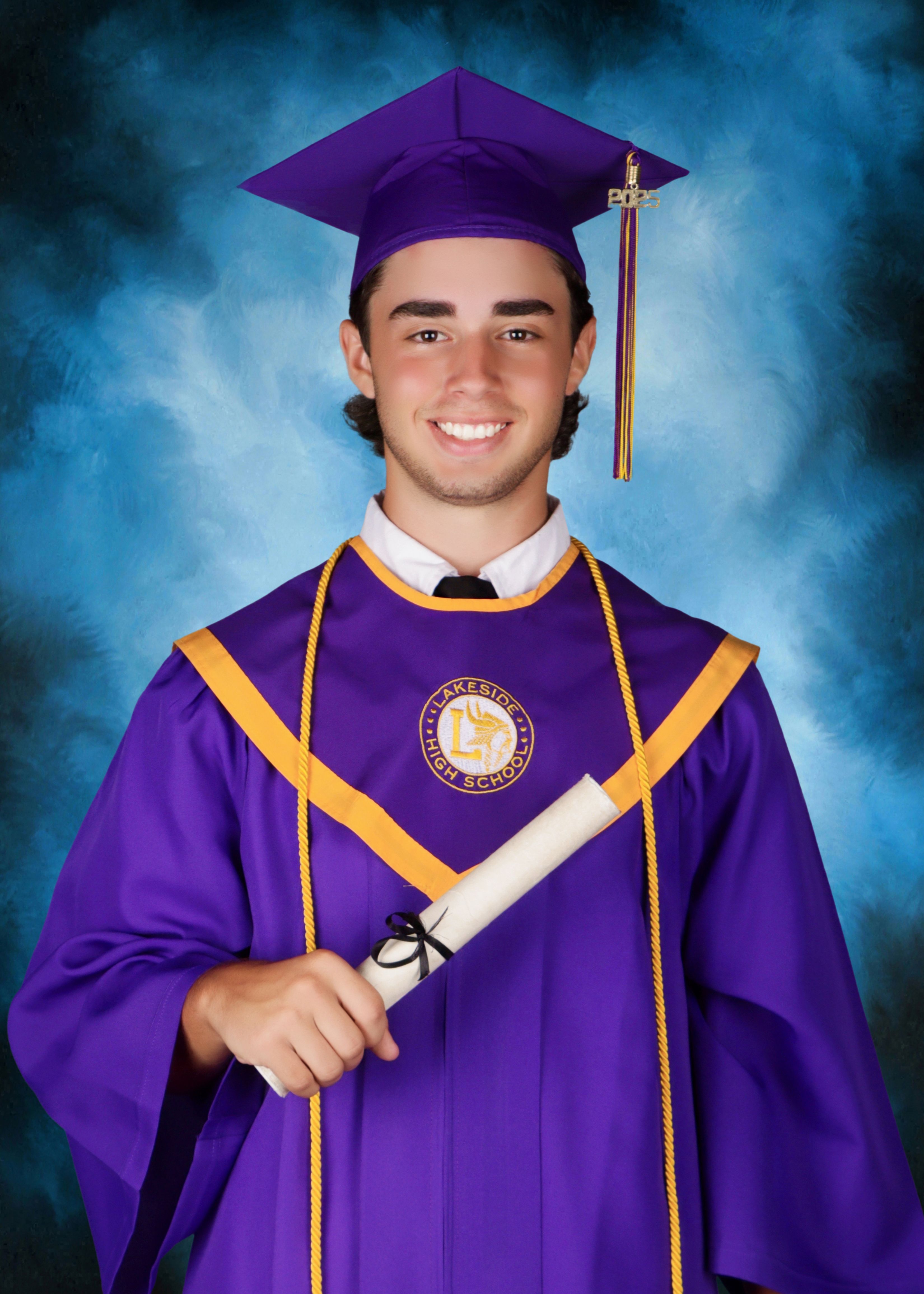 Joven Adulto Con Atuendo De Graduación Sonriendo · Foto de stock gratuita