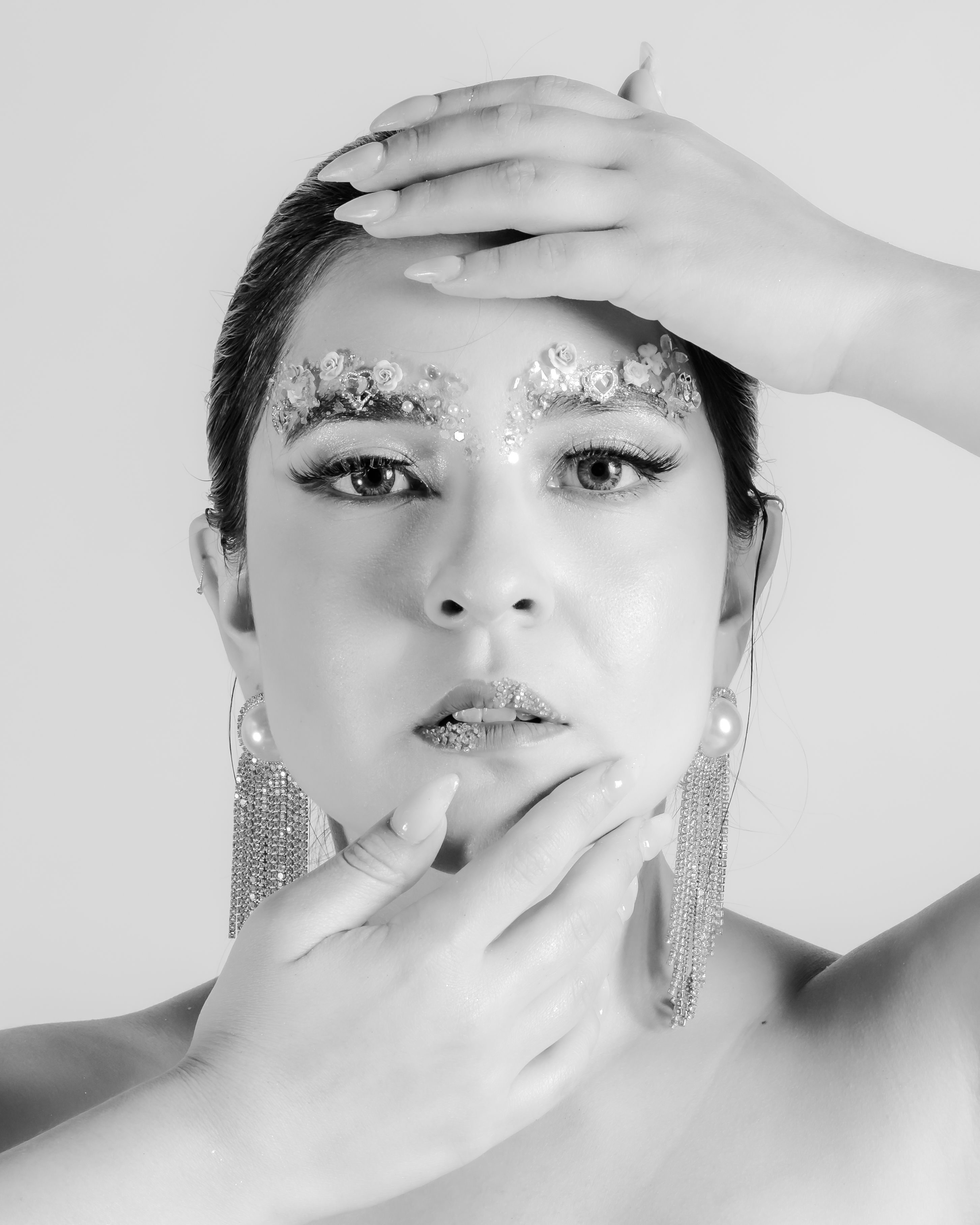 Elegant Black and White Portrait of Artistic Expression · Free Stock Photo