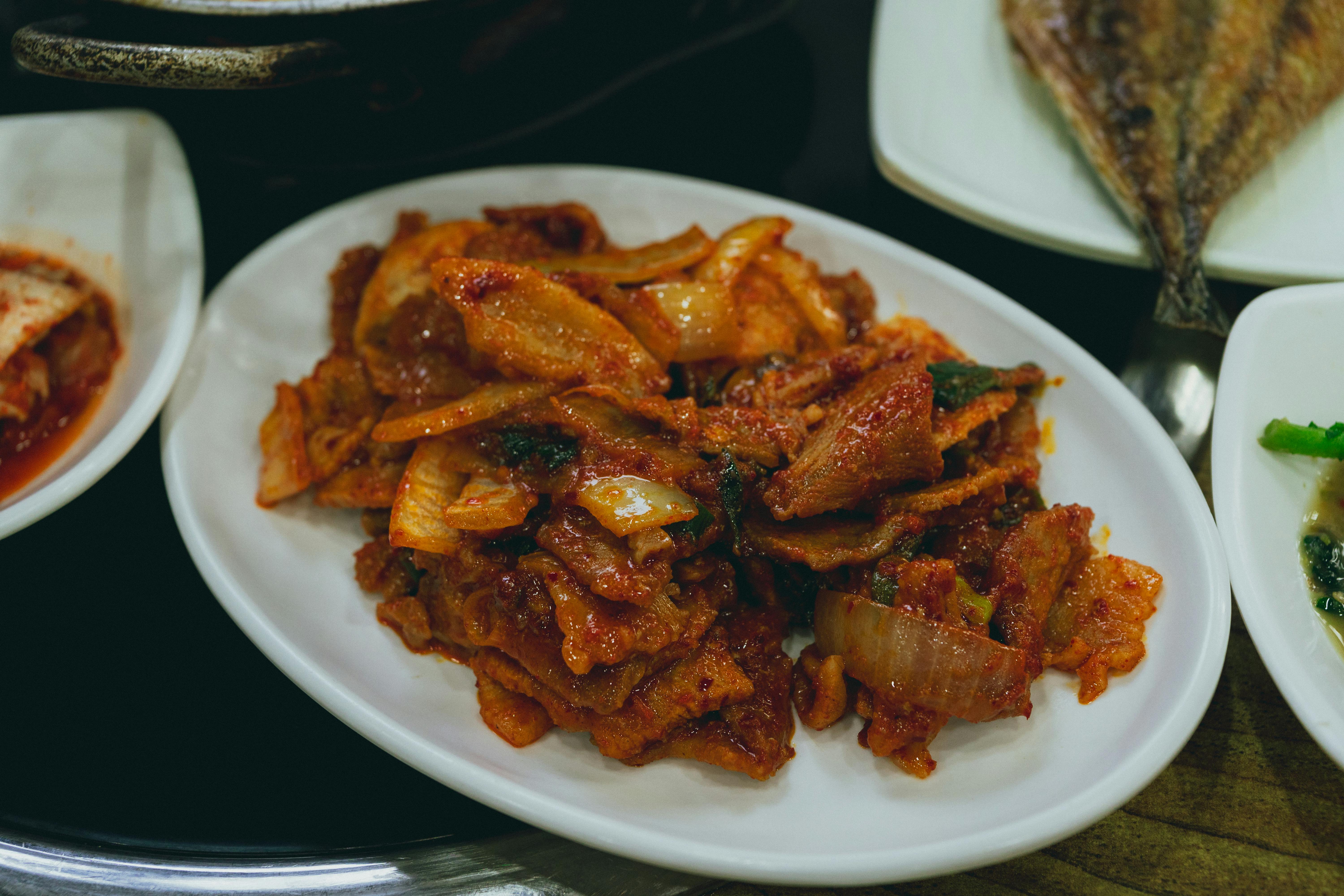 Delicioso Plato Coreano De Cerdo Salteado · Foto de stock gratuita