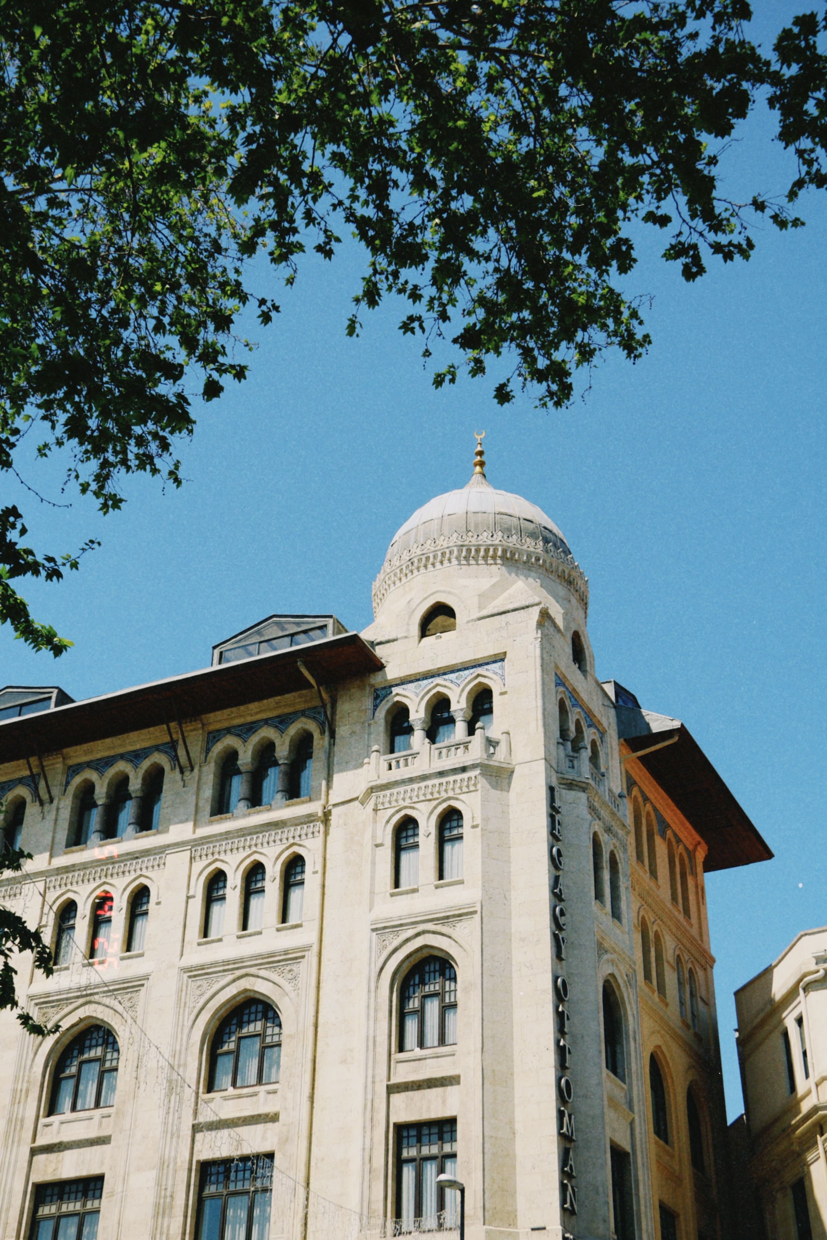 Edificio Histórico Con Cúpula Y Cielo Azul Claro · Foto de stock gratuita
