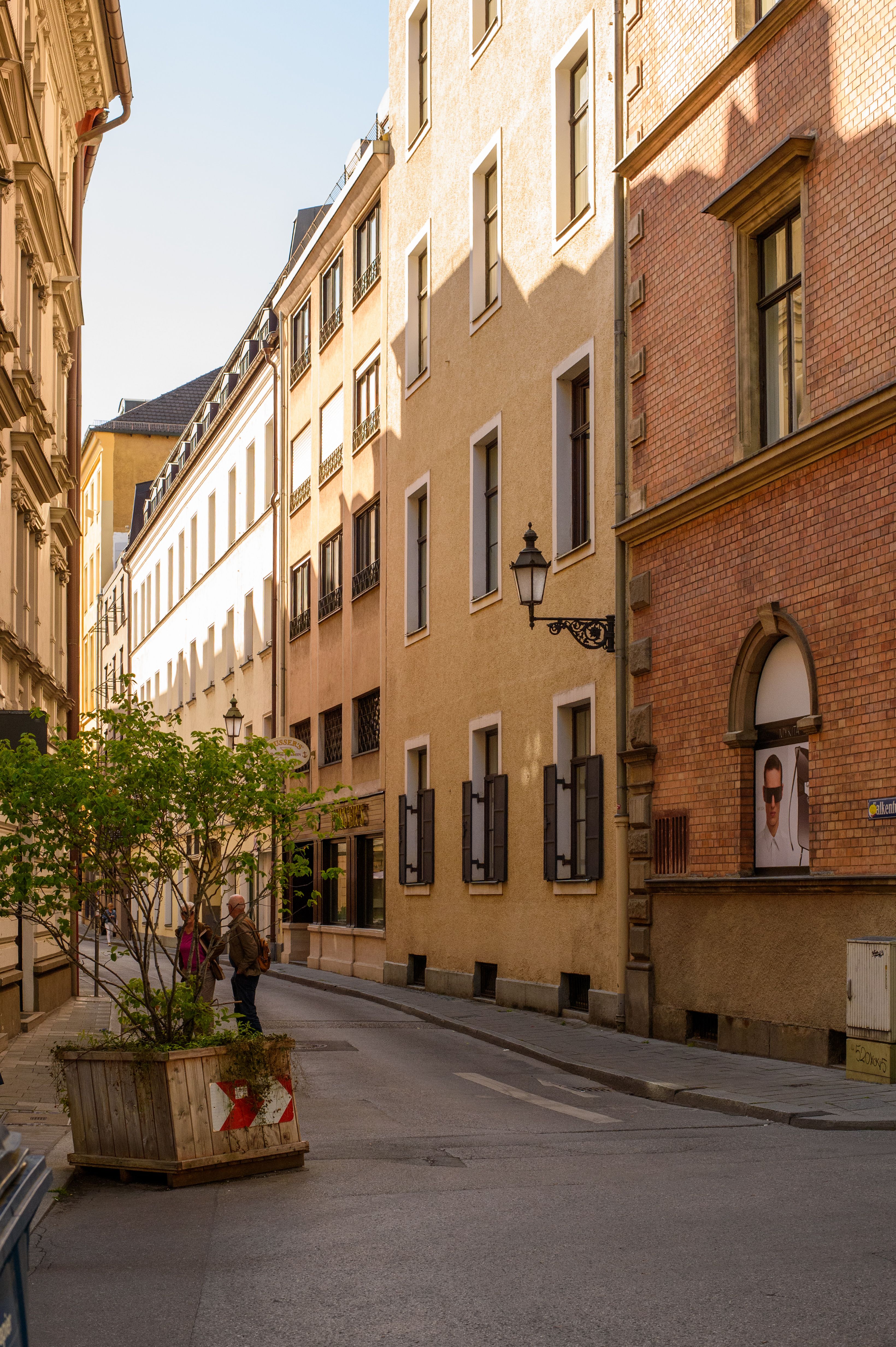 Charming European Street with Sunlit Architecture · Free Stock Photo