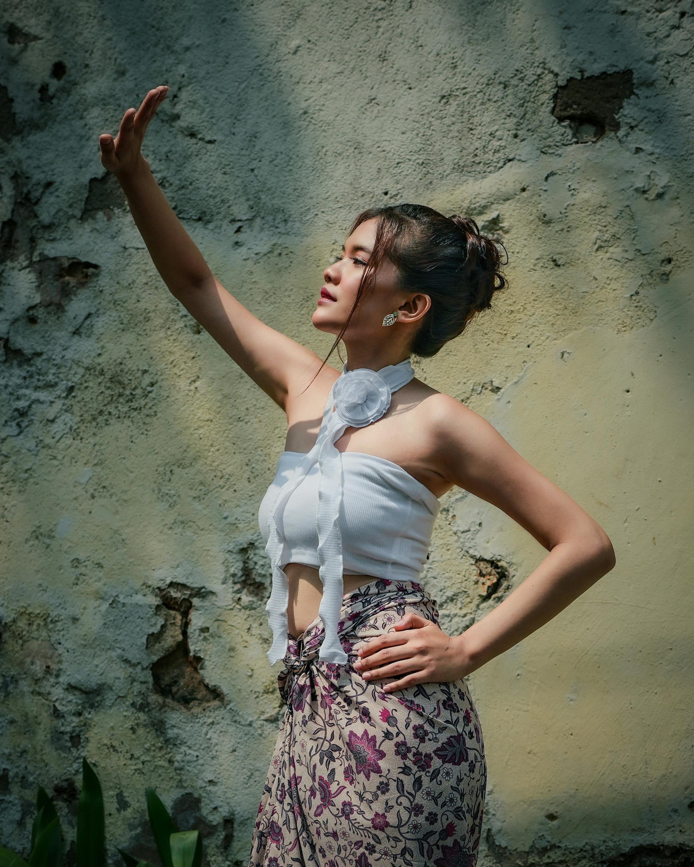 Graceful Indonesian Dancer in Traditional Batik · Free Stock Photo