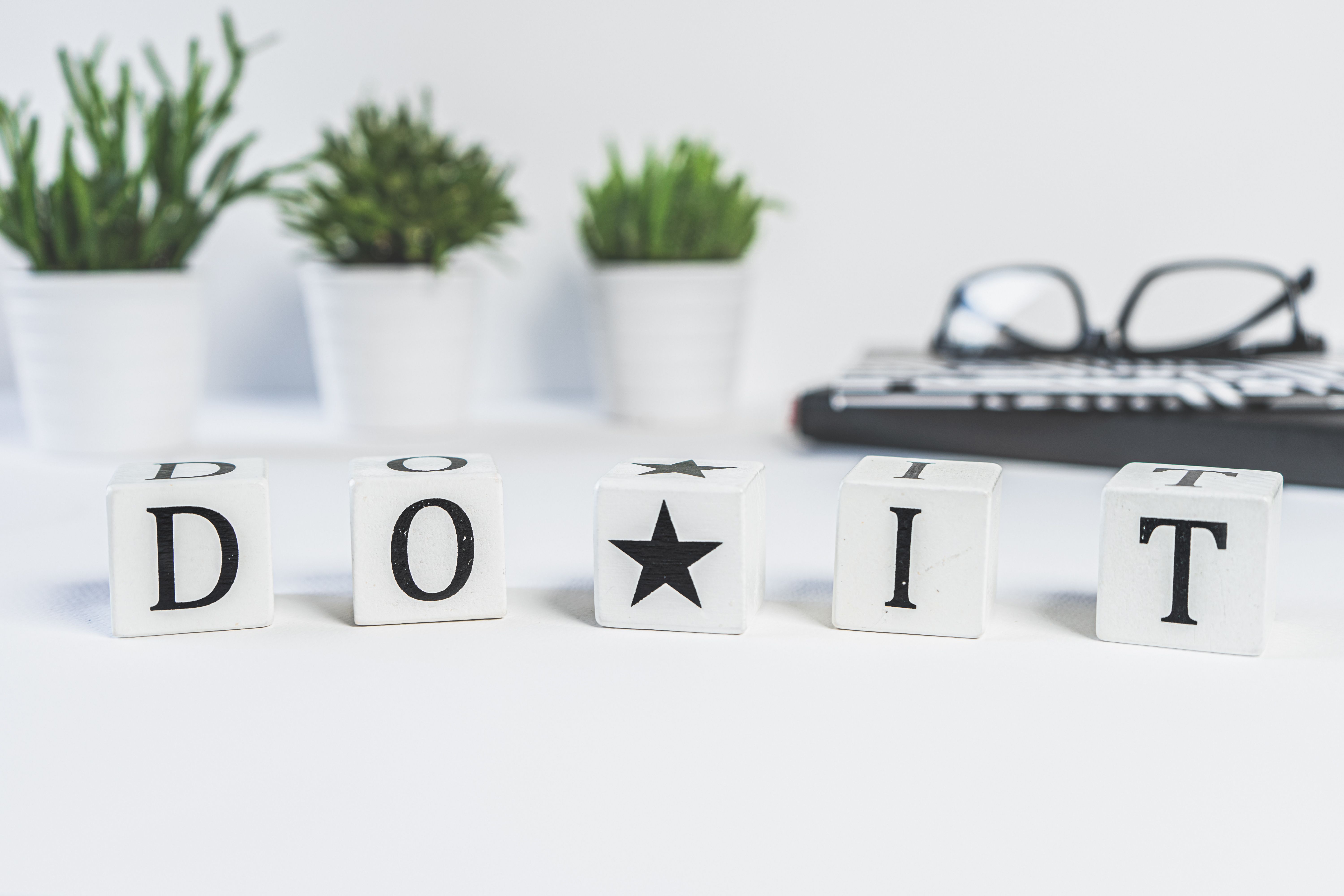 Motivational Desk Setup with "Do It" Blocks · Free Stock Photo