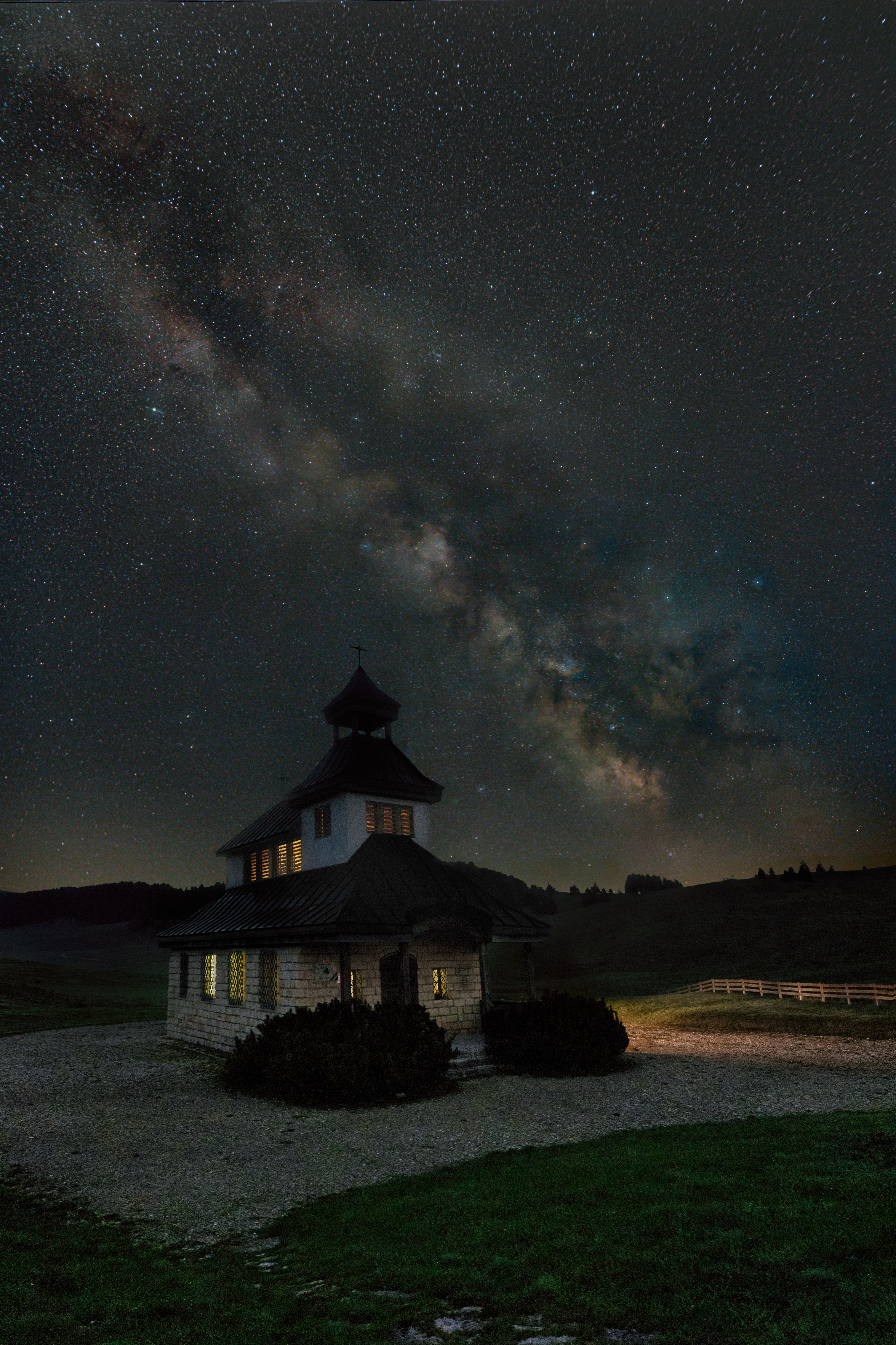 Stunning Night Sky Over Rustic Building in Italy · Free Stock Photo