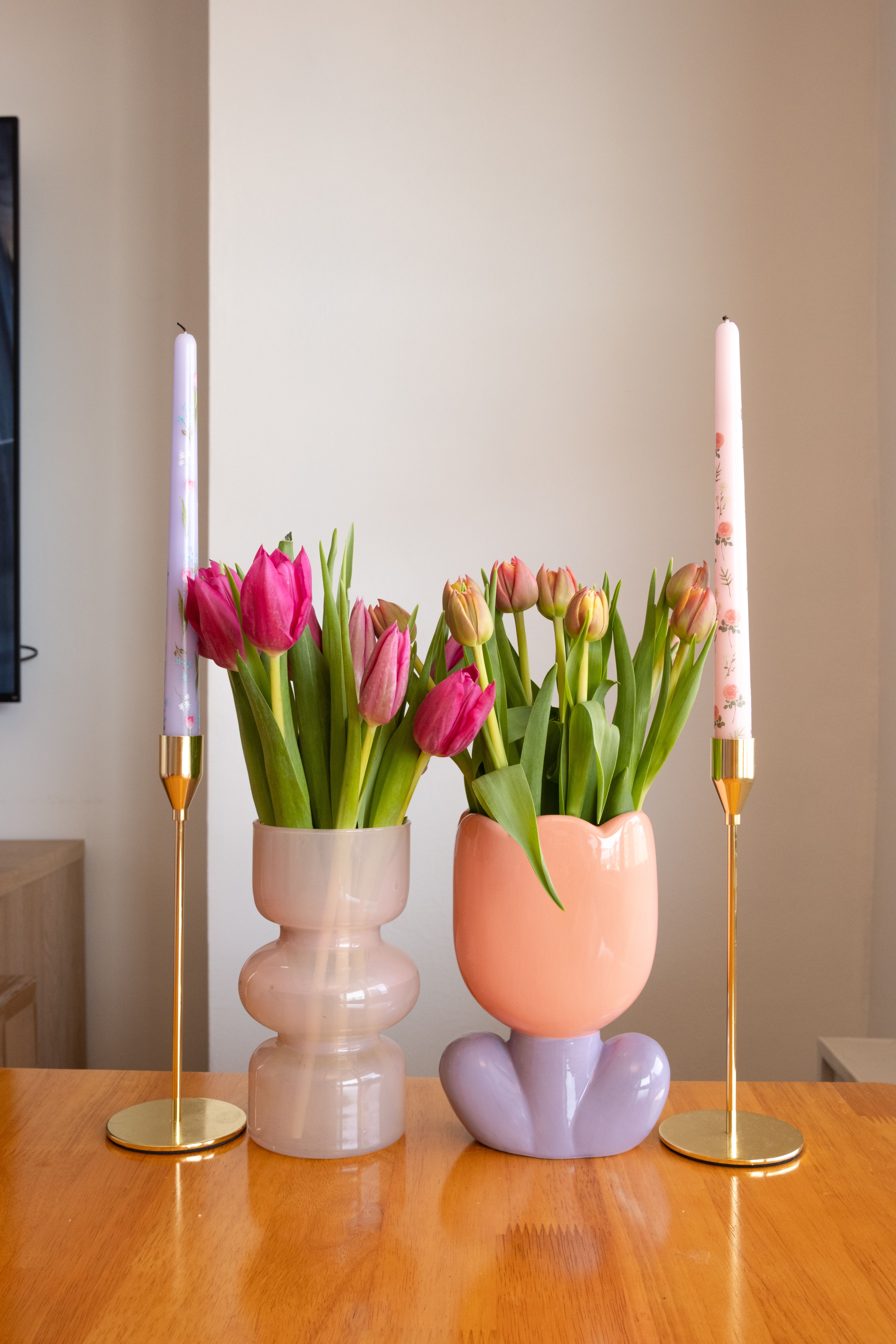 Elegant Tulip Arrangement in Modern Vases · Free Stock Photo