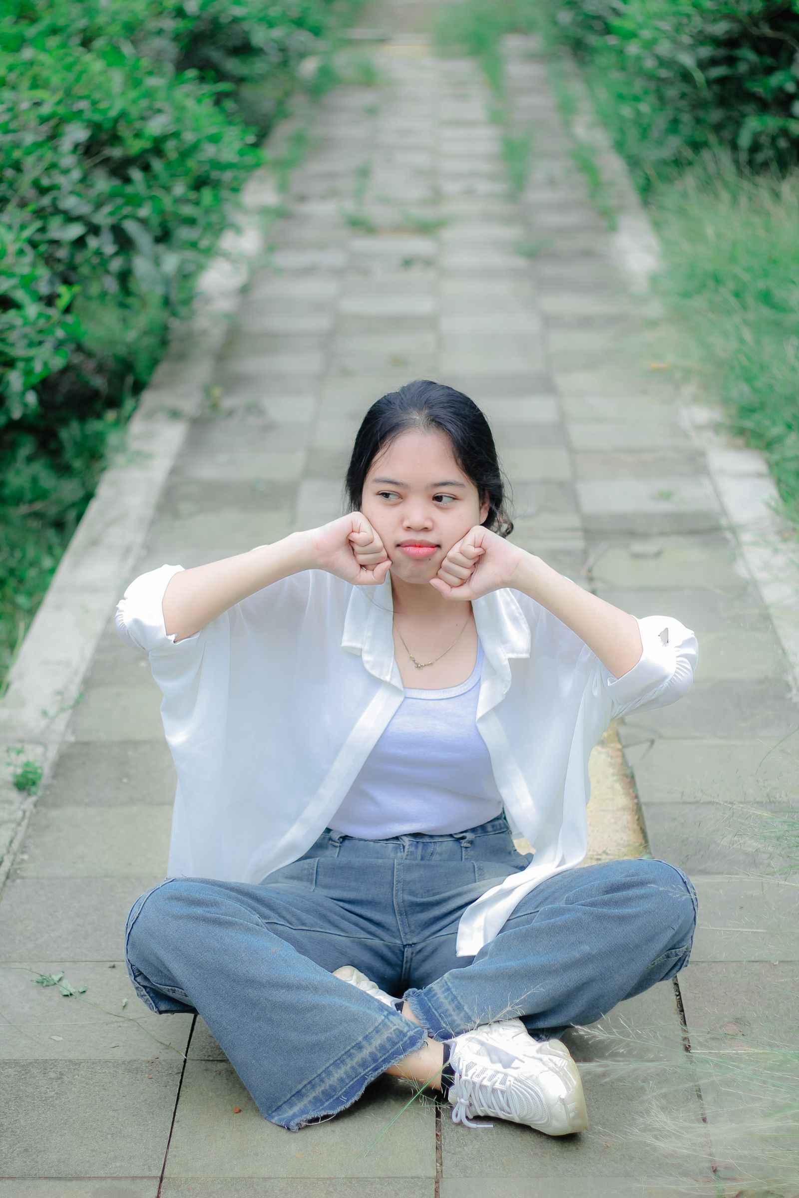 Girl Sitting Photos, Download The BEST Free Girl Sitting Stock Photos ...