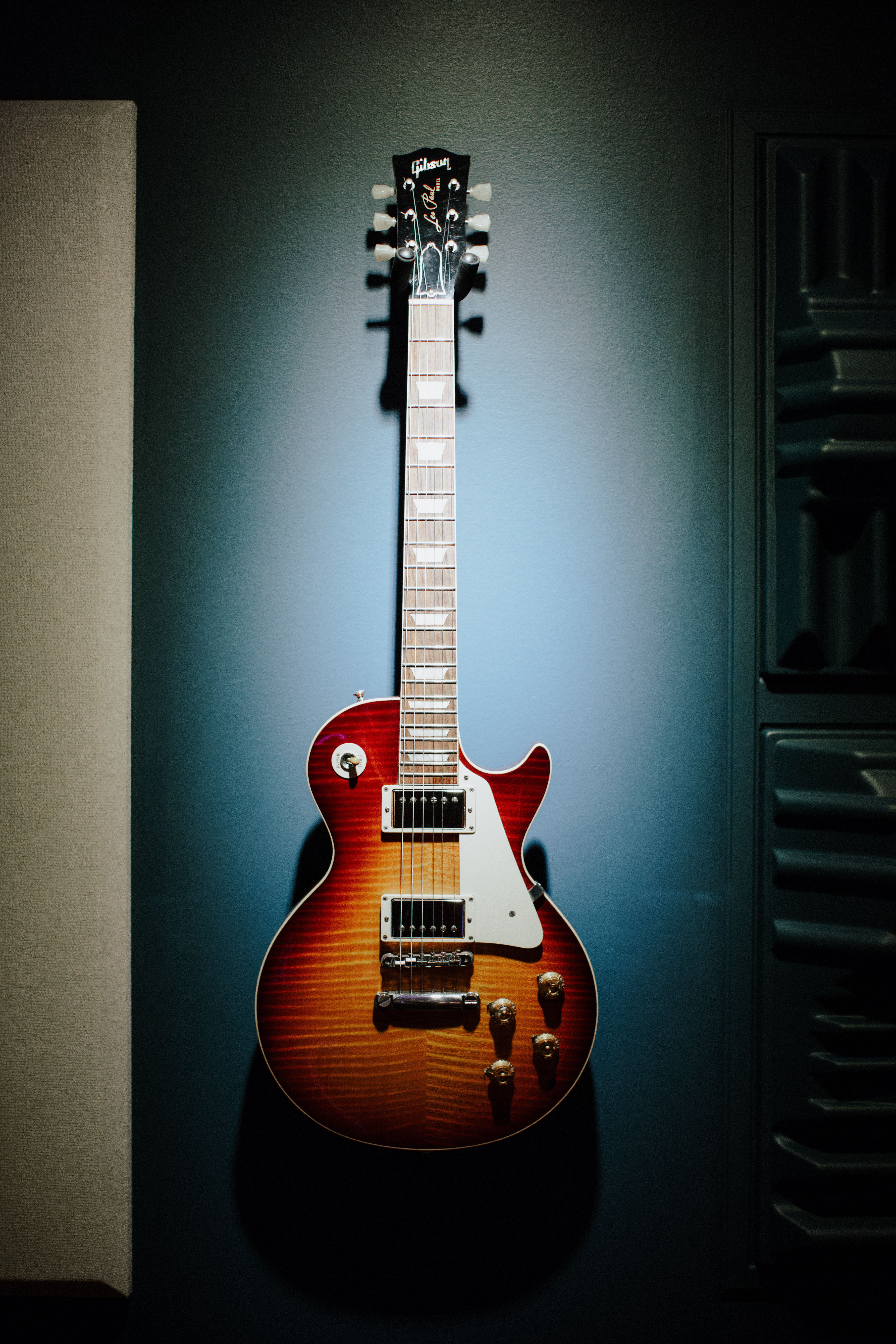 Elegante Guitarra Eléctrica Sunburst En Exhibición · Foto de stock gratuita