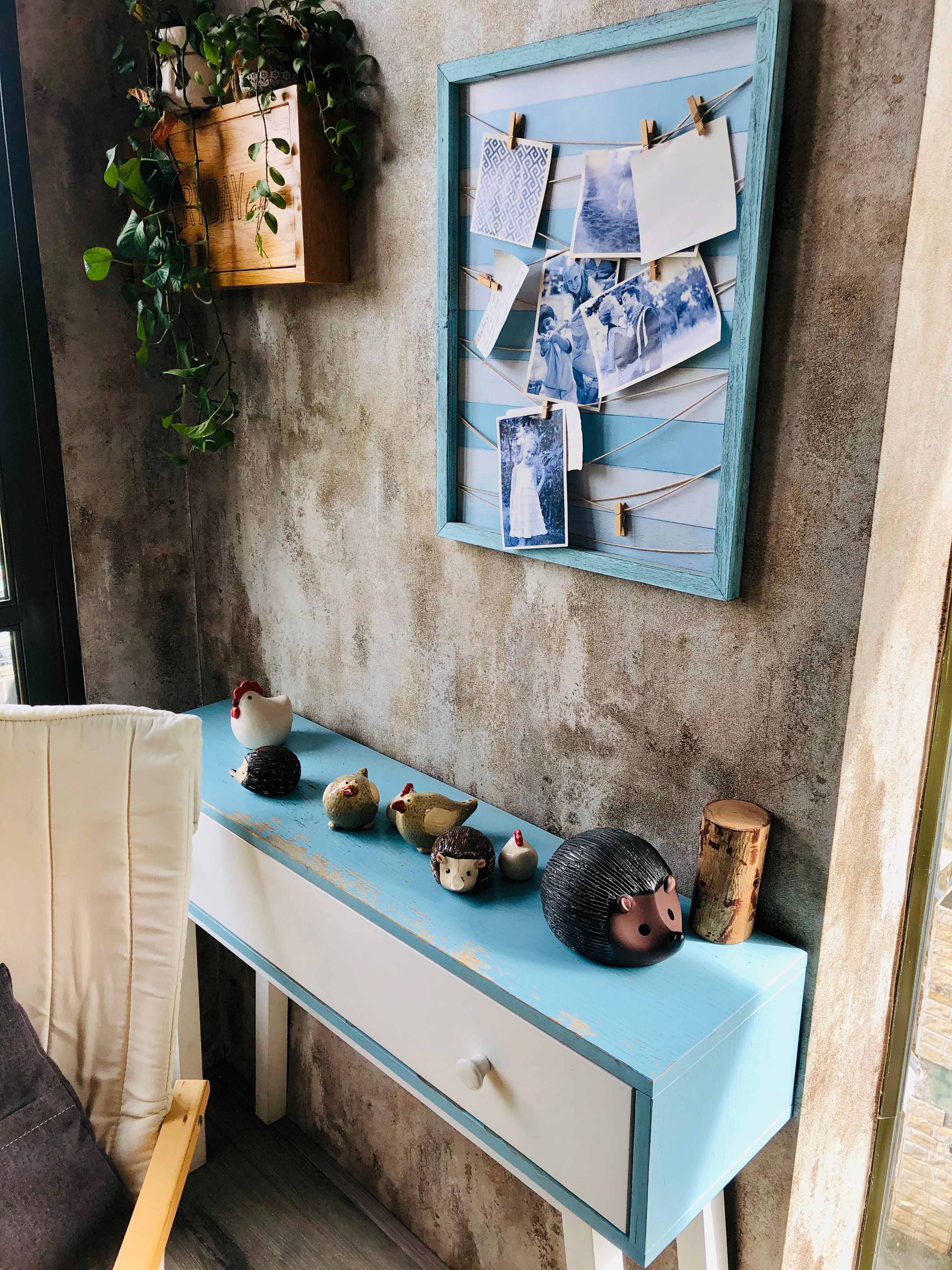 Cozy Corner with Decor and Photoboard Display · Free Stock Photo