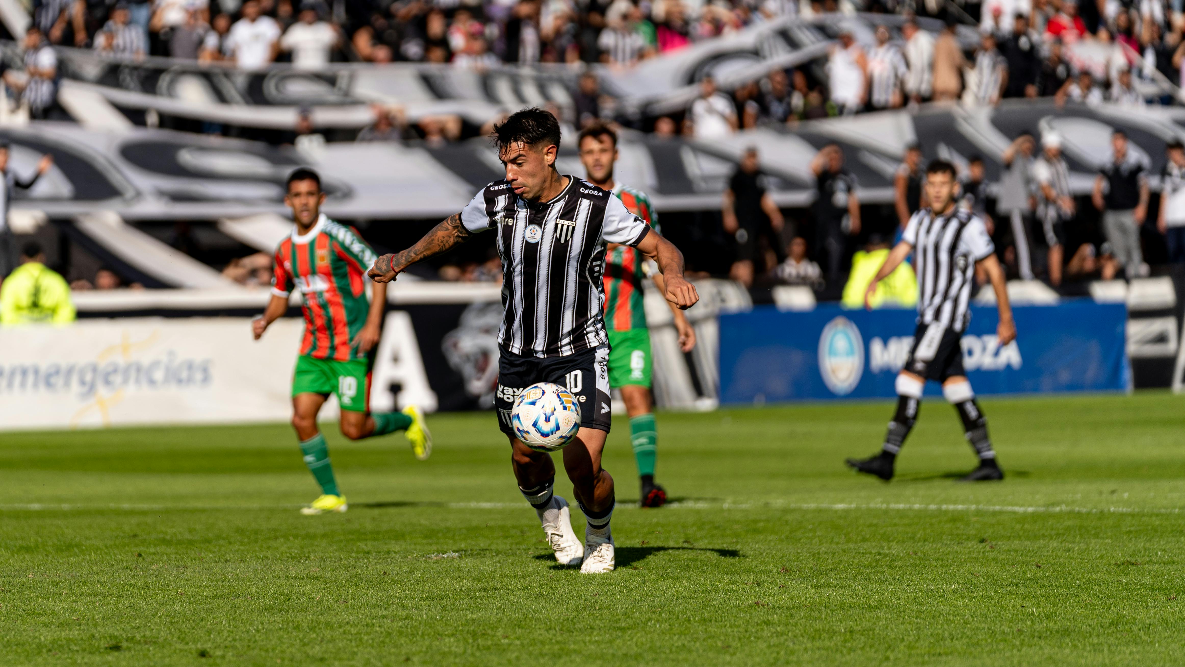 Exciting Football Match Action on the Field · Free Stock Photo