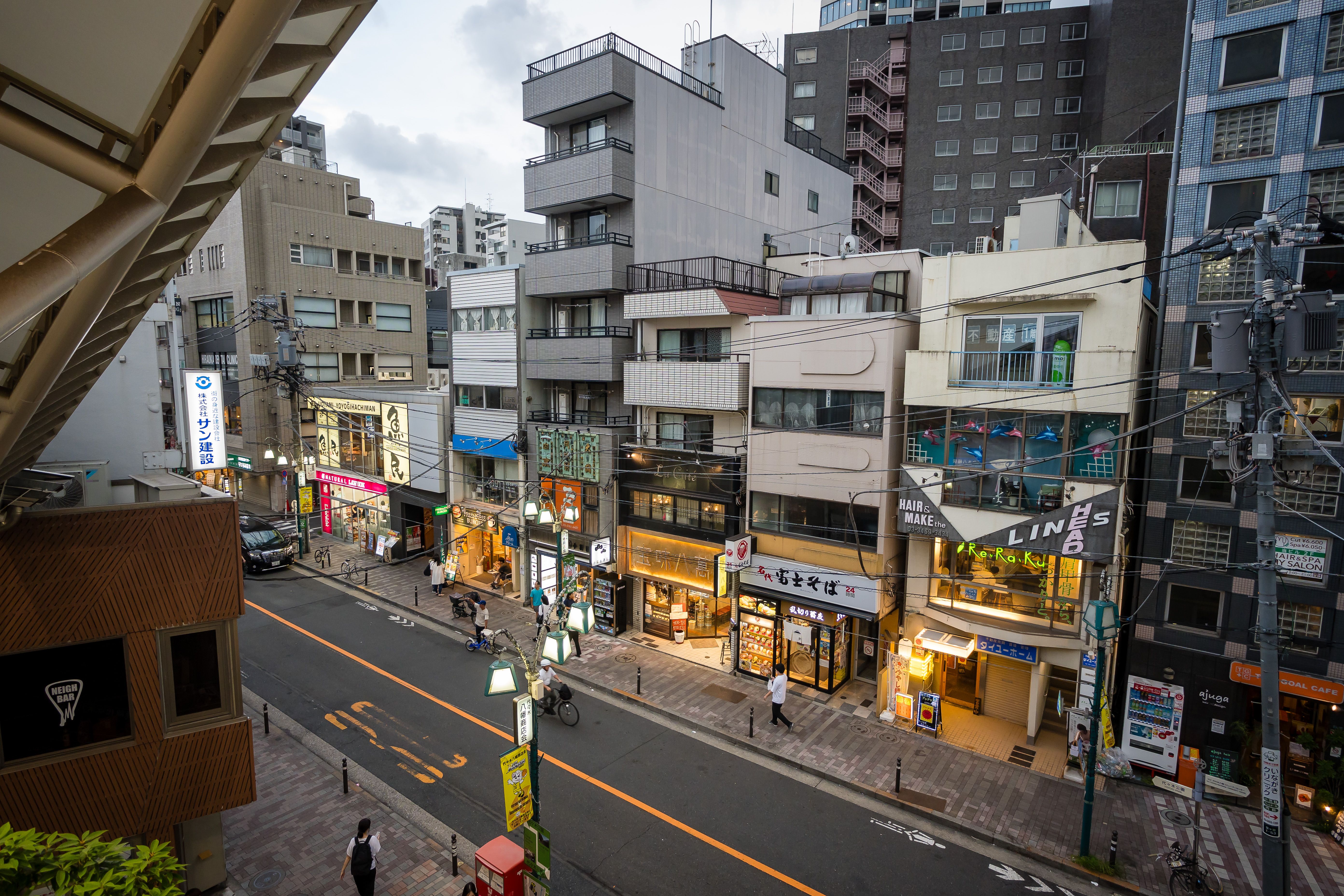 Bustling Street Scene in Tokyo at Dusk · Free Stock Photo