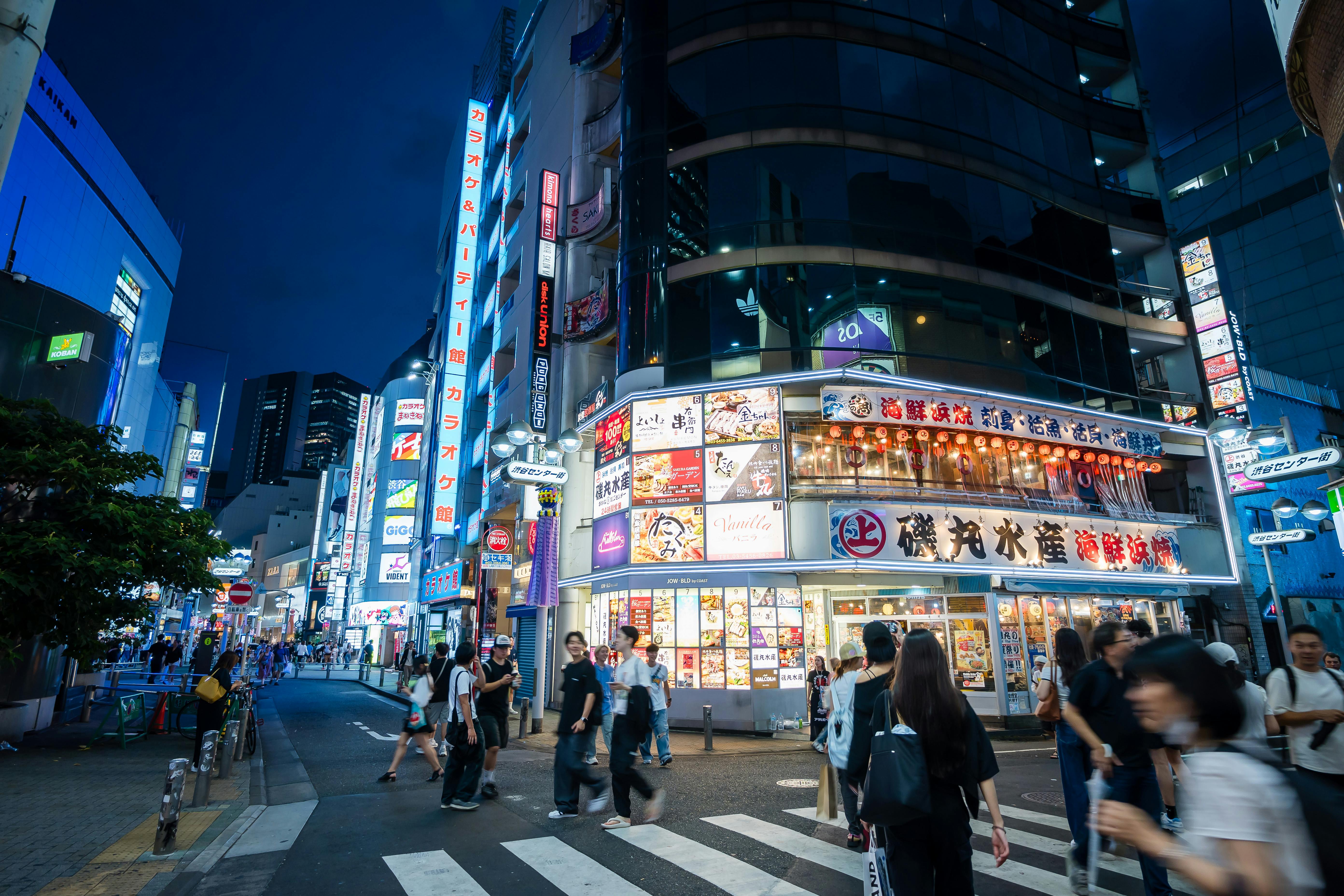 Vibrante Vida Nocturna En Las Concurridas Calles De Tokio · Foto de ...