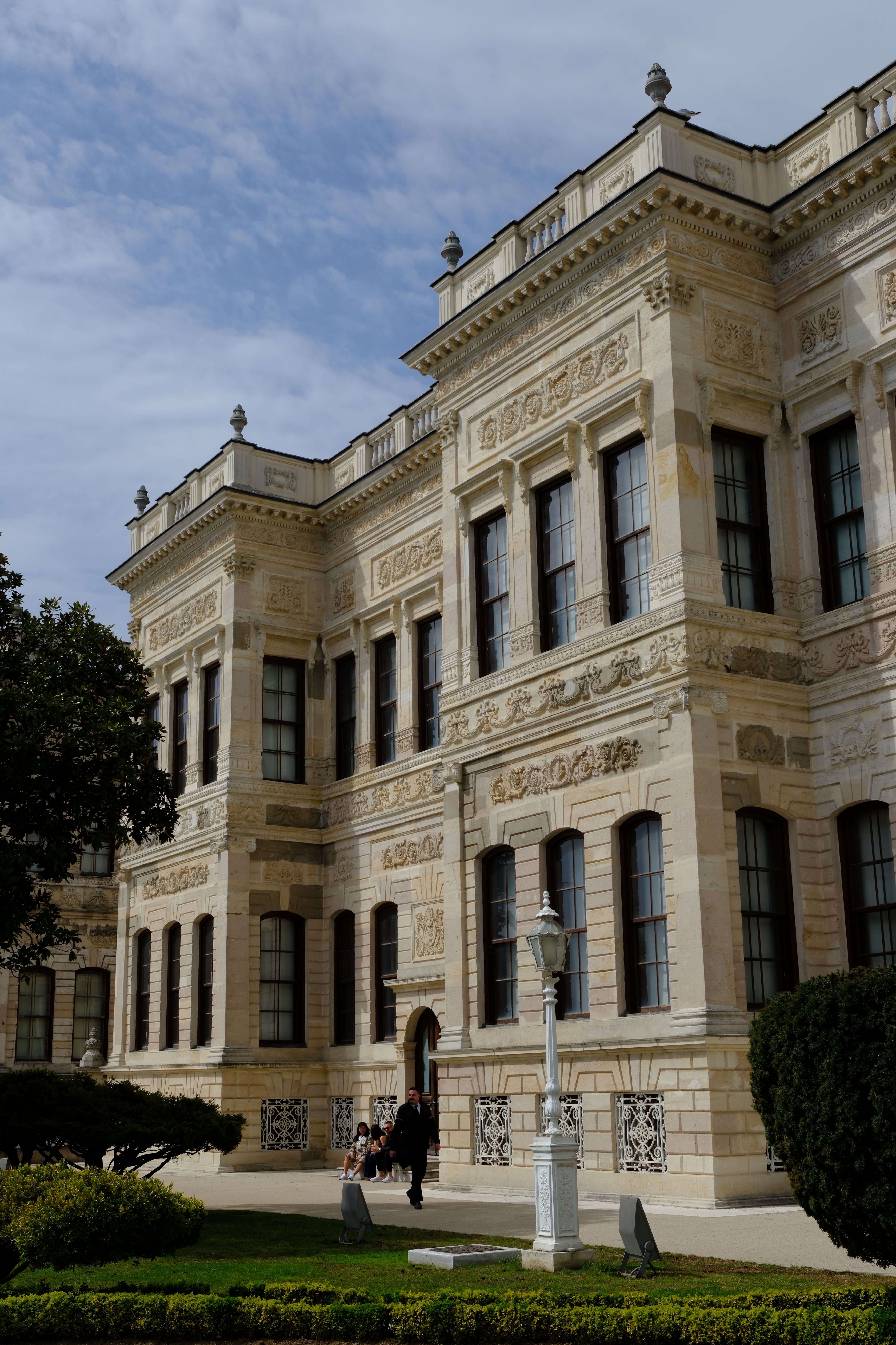 Elegant Historical Building Exterior in Daylight · Free Stock Photo