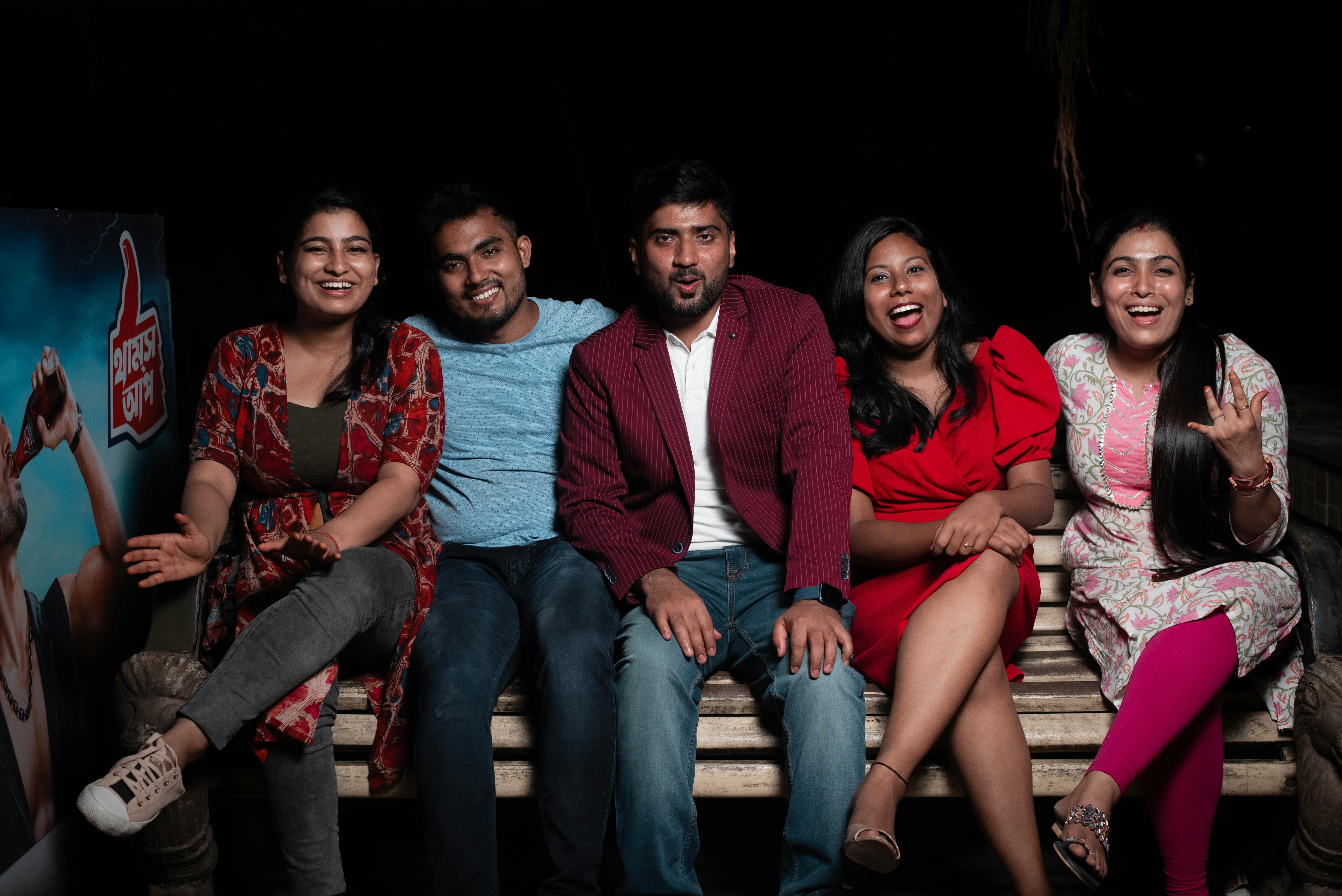 Grupo De Amigos Riéndose En Una Salida Nocturna · Foto de stock gratuita