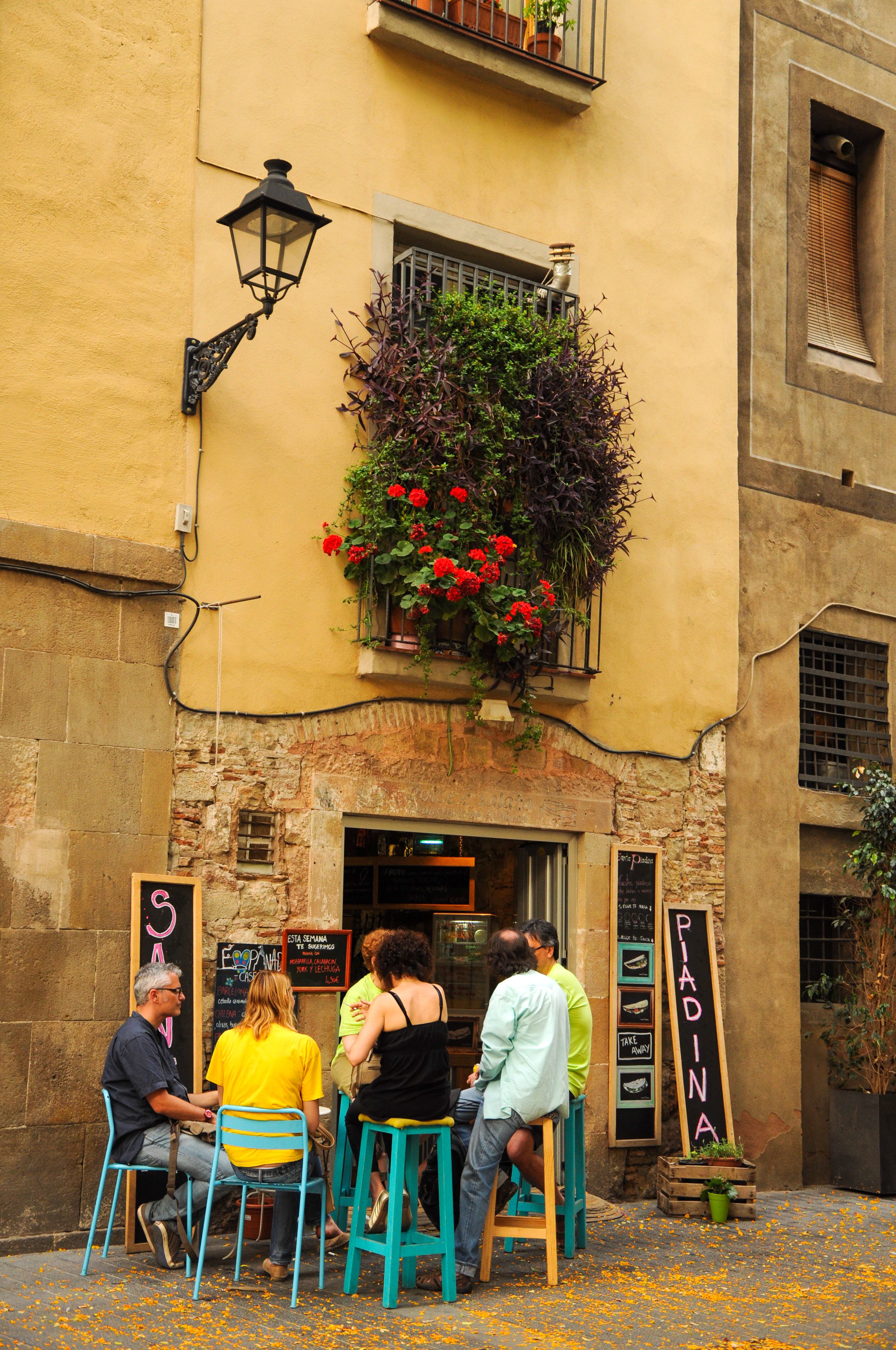 Charming Outdoor Café in Historic Barcelona Street · Free Stock Photo