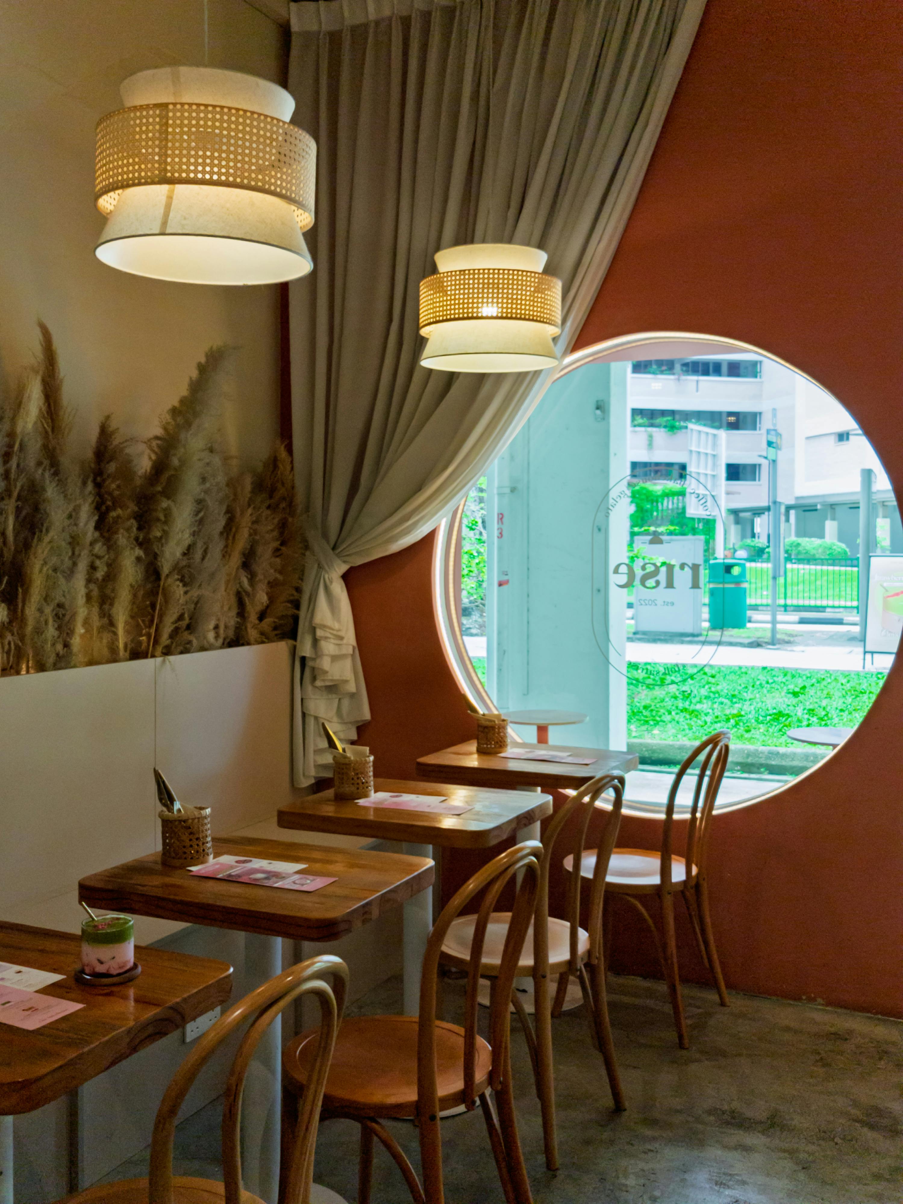 Acogedora Cafetería Con Ventana Circular Y Decoración Rústica · Foto de ...