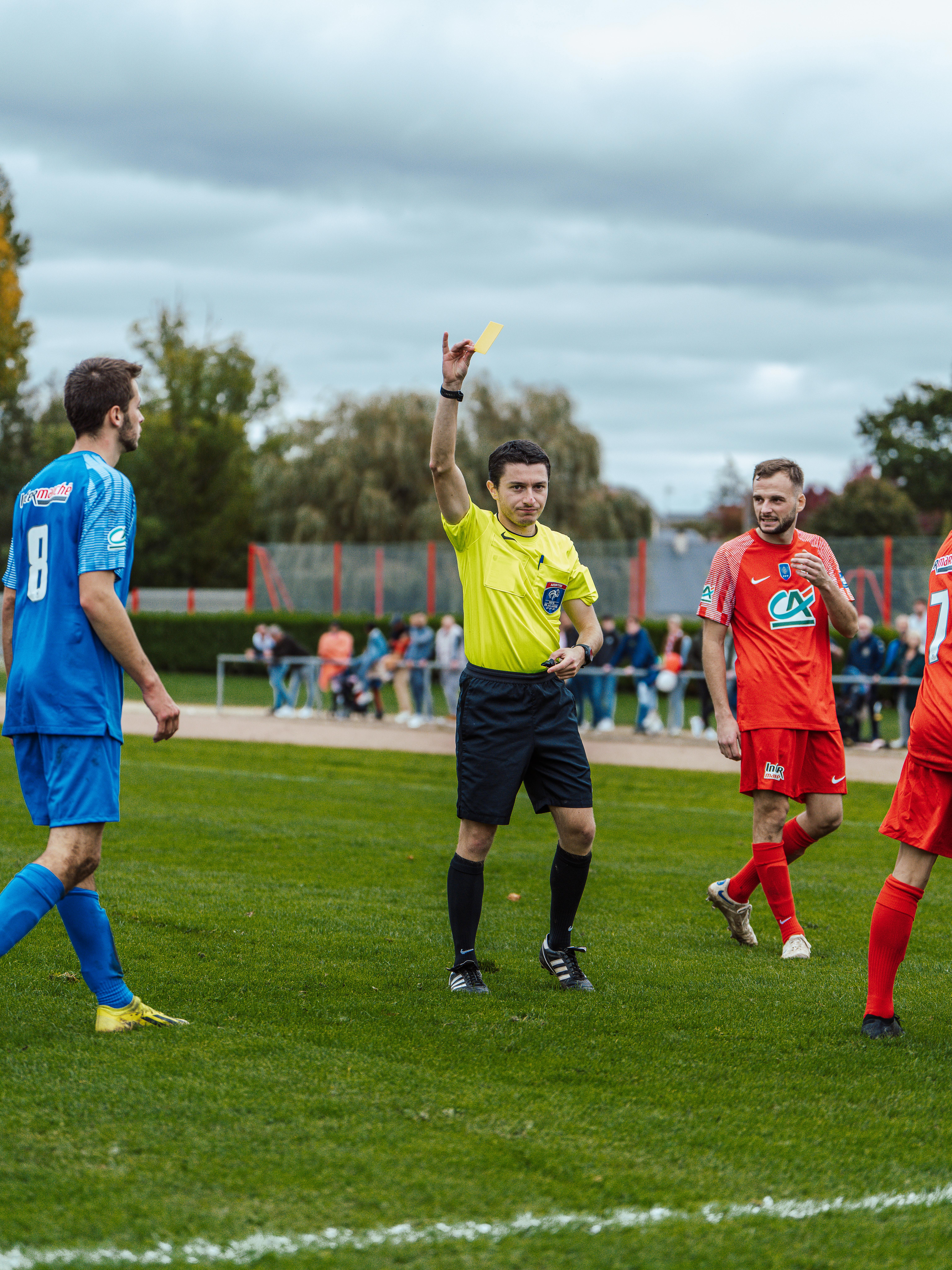 árbitro Saca Tarjeta Amarilla Durante Partido De Fútbol En Francia ...