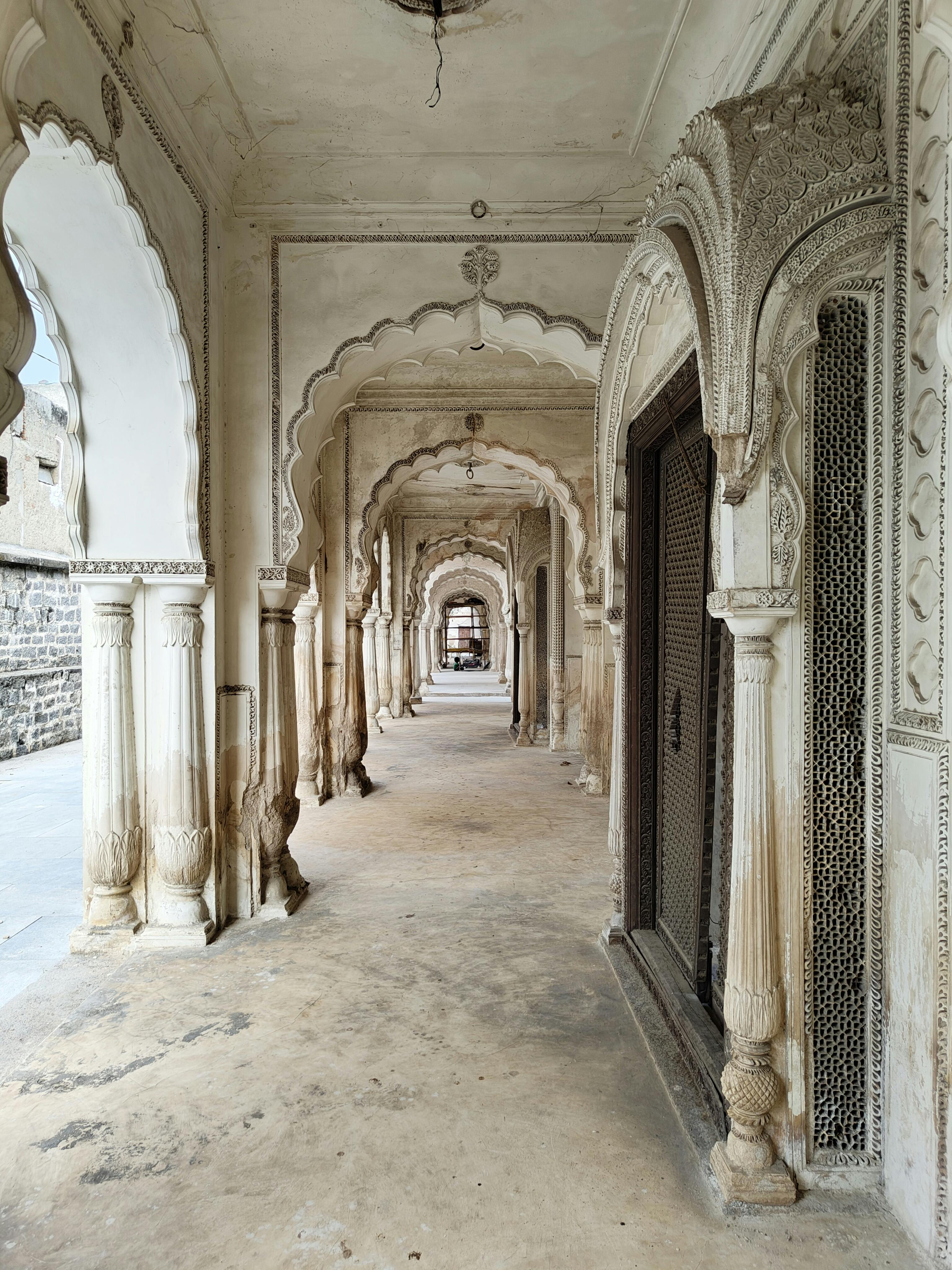 Intricate Archway Corridor in Hyderabad, India · Free Stock Photo