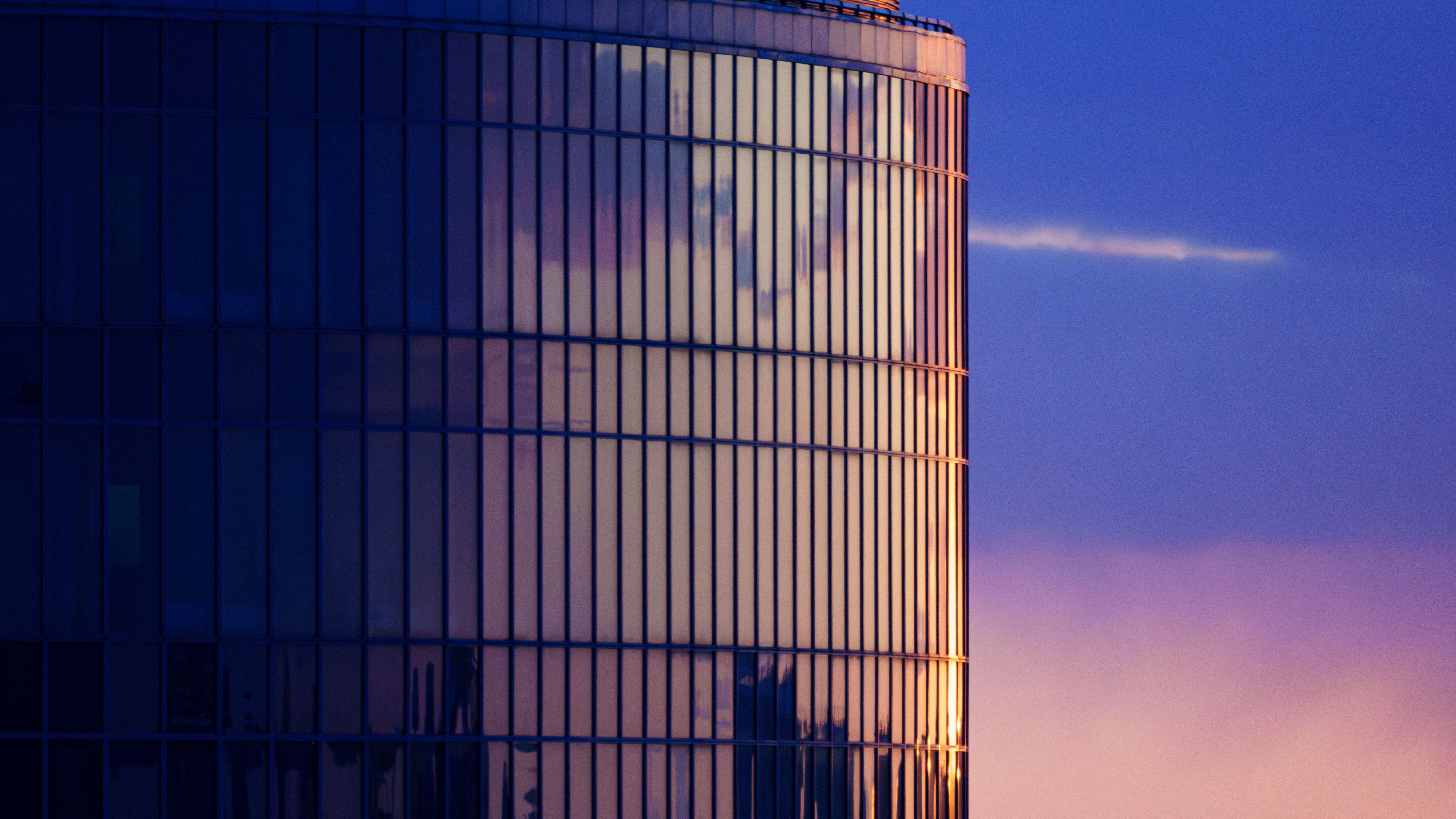 Modern Skyscraper Reflecting Sunset Colors · Free Stock Photo