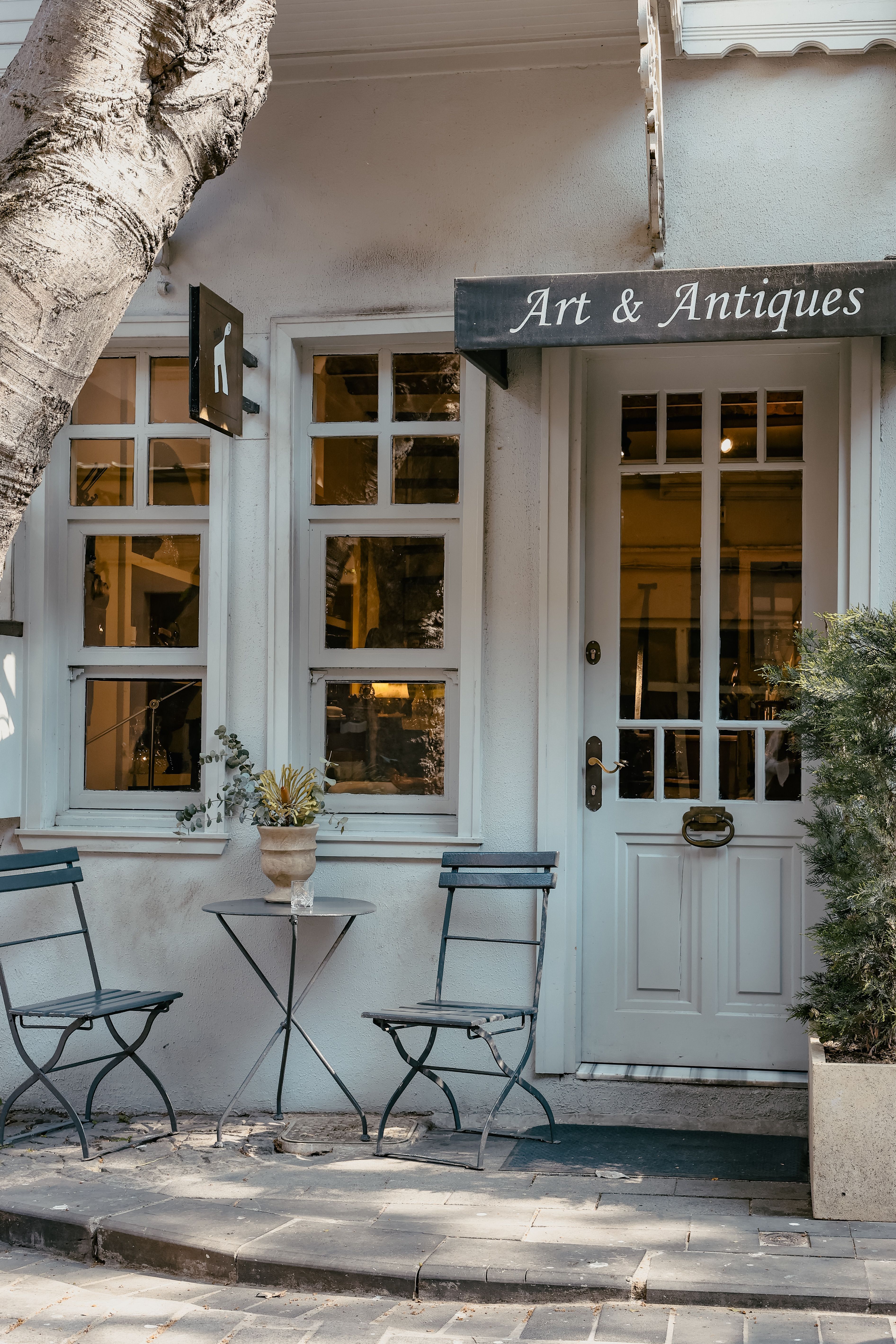 Charming Art and Antique Shopfront in Sunlight · Free Stock Photo