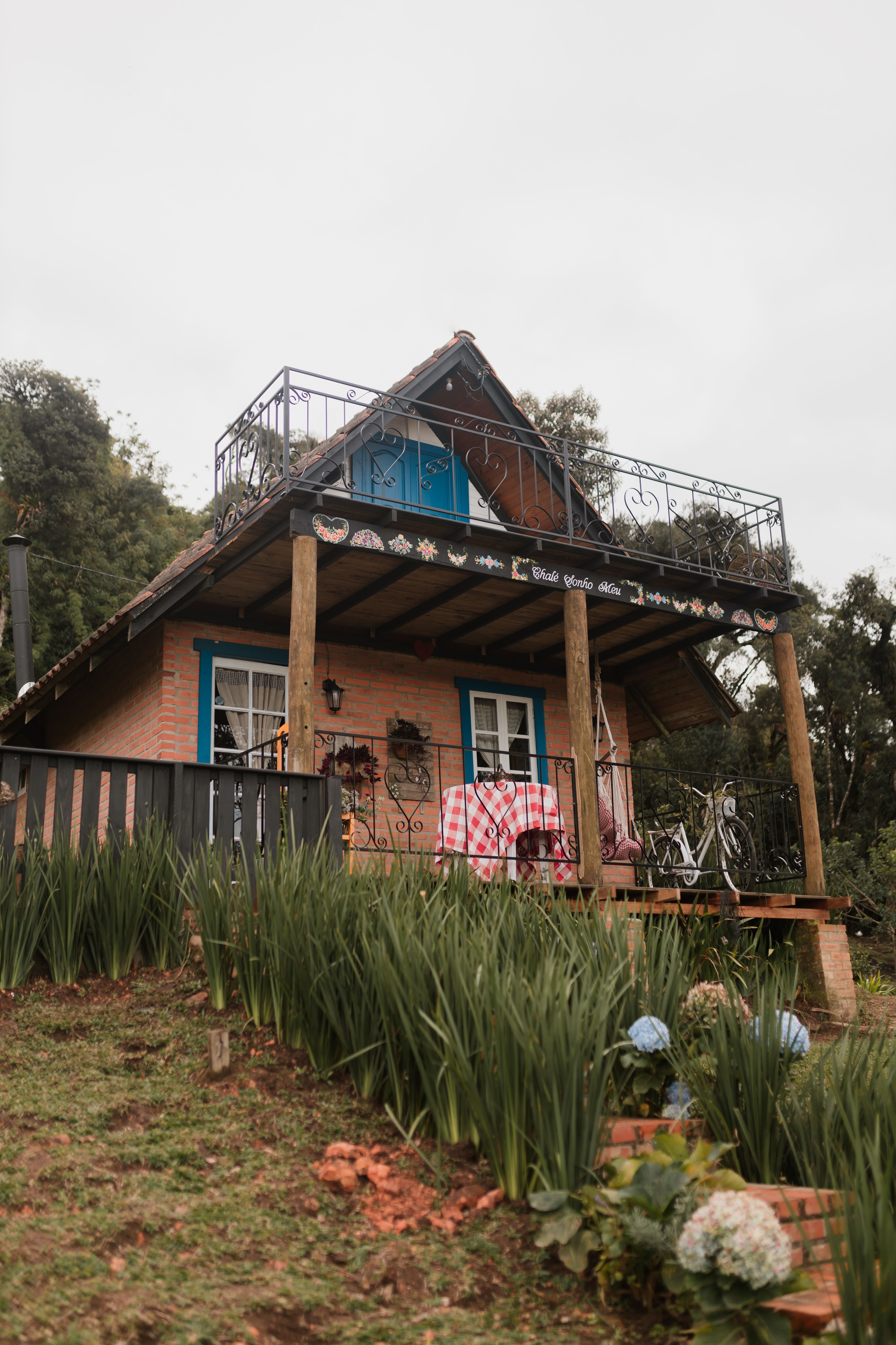 Charming Countryside Cottage with Rustic Design · Free Stock Photo
