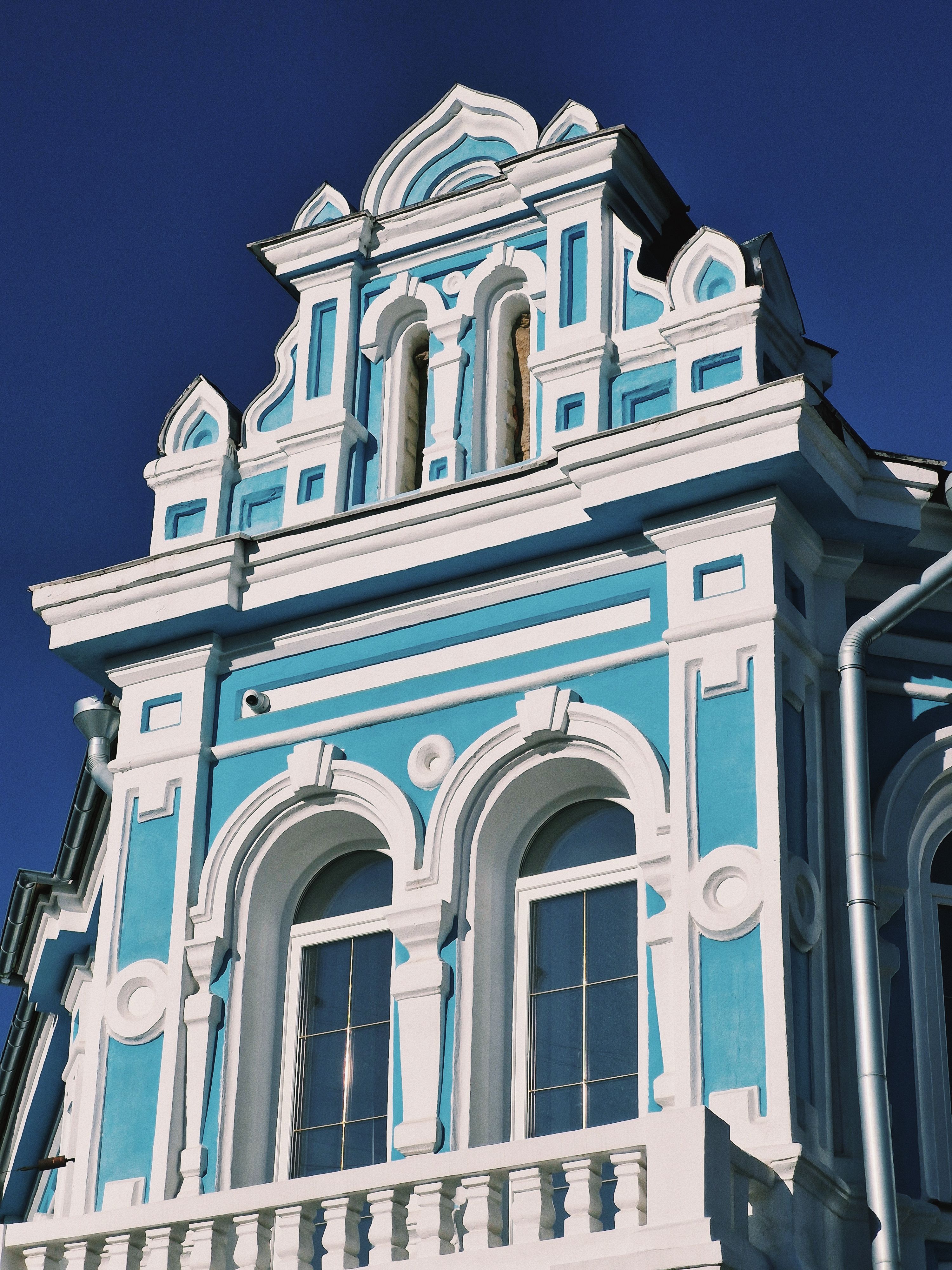 Fachada Ornamentada De Edifício Histórico Em Azul E Branco · Foto ...