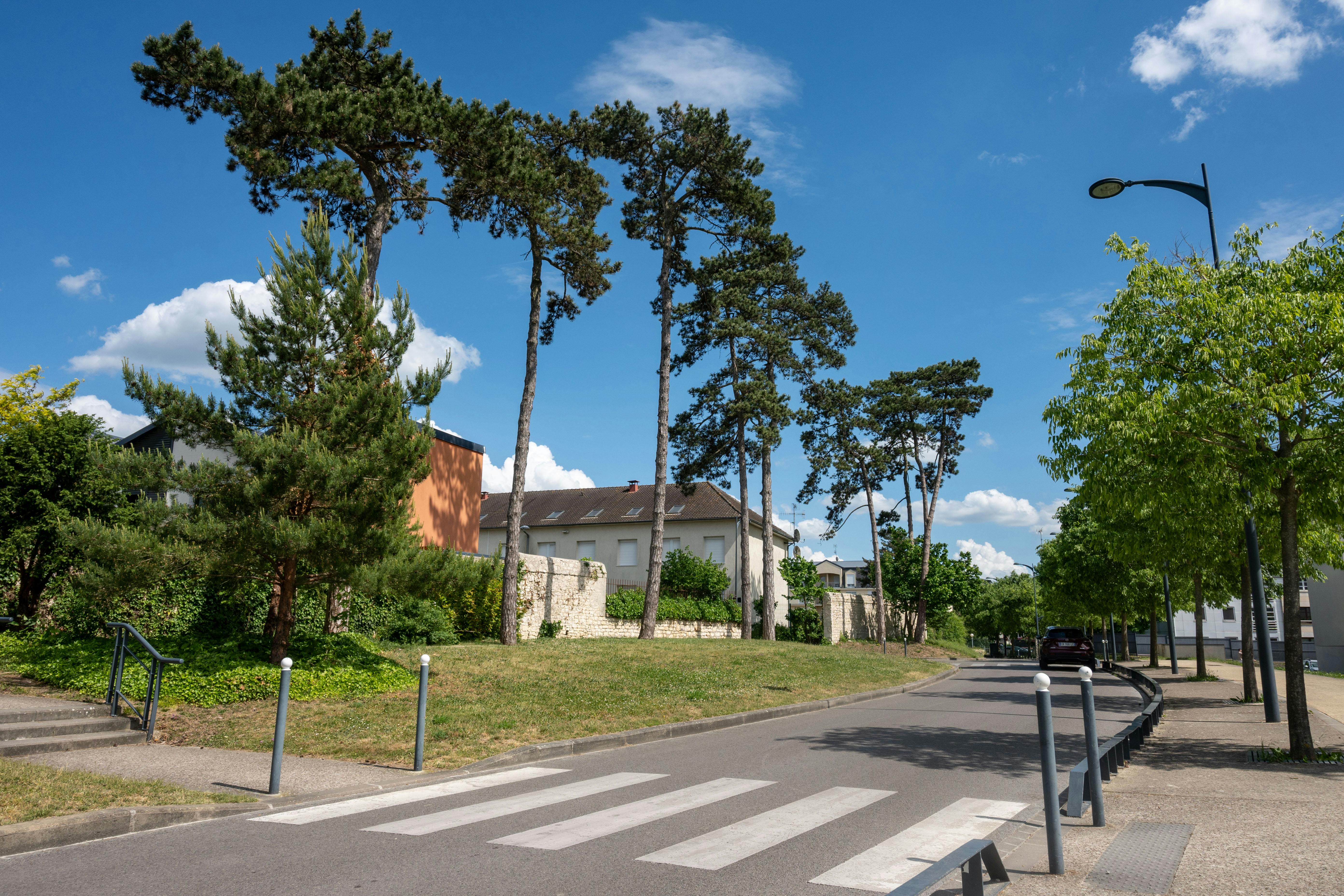 Scenic Suburban Street in Compiègne, France · Free Stock Photo