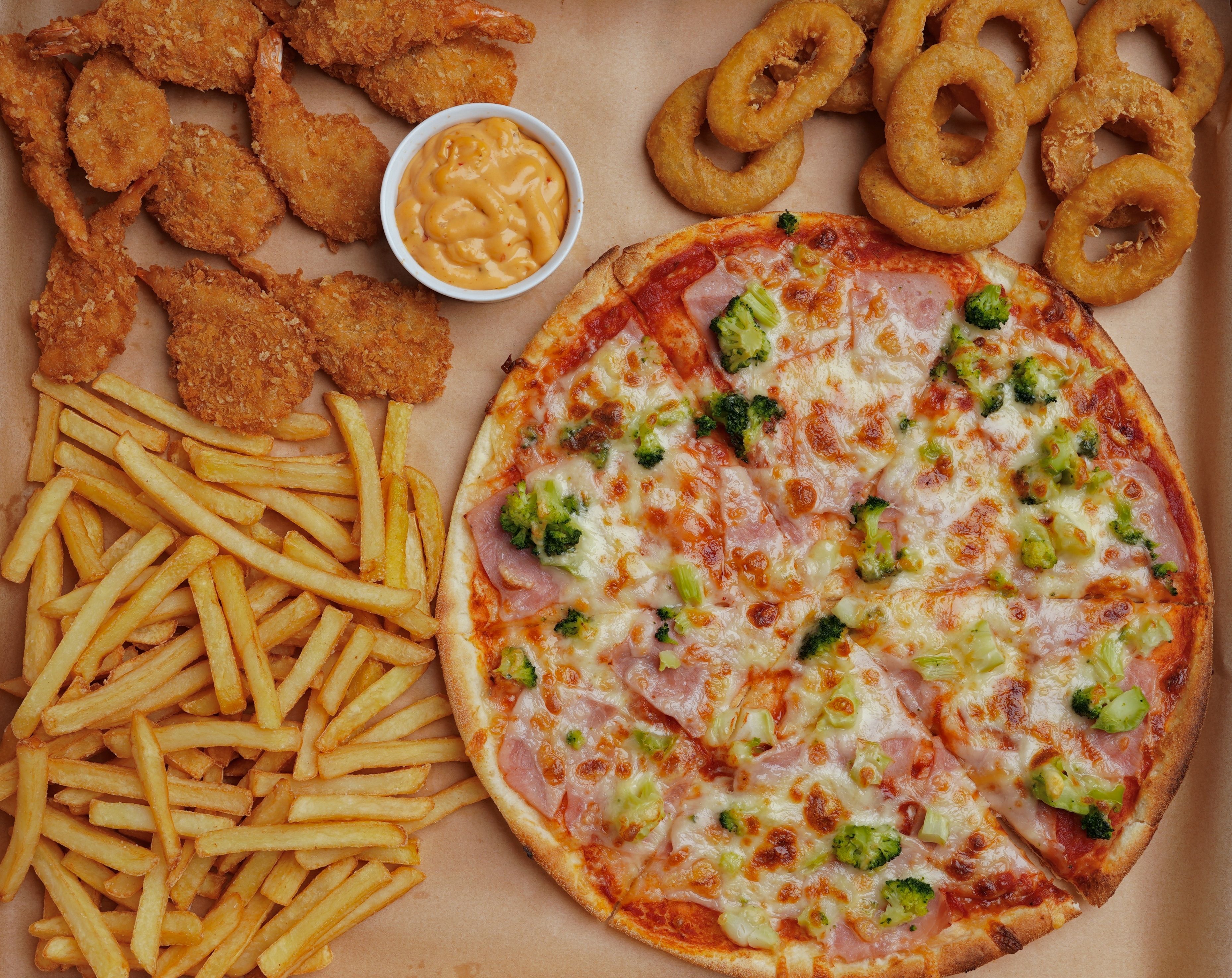 Deliciosa Fiesta De Comida Rápida Con Pizza Y Guarniciones · Foto de ...