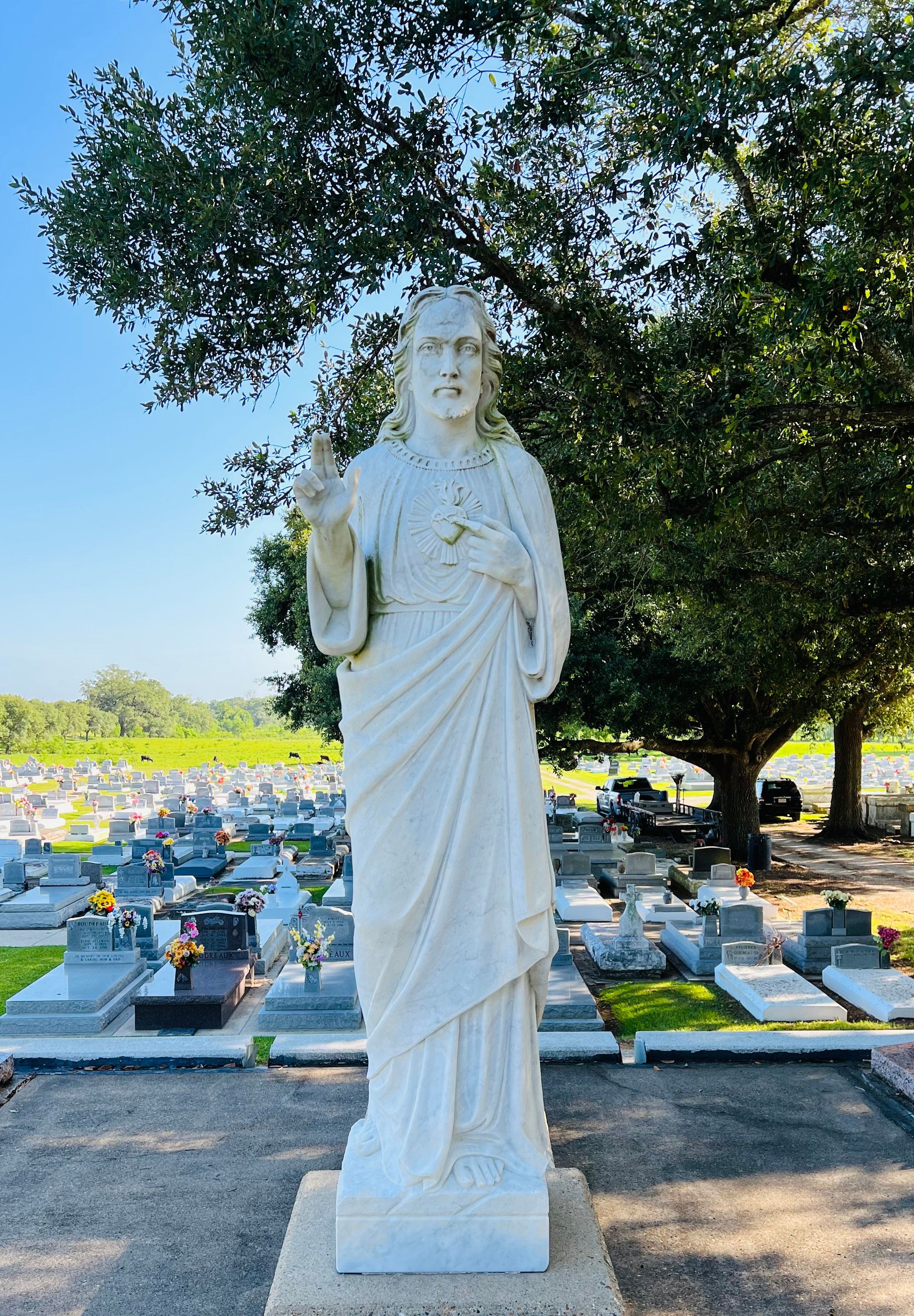 Statue of Jesus in Peaceful Cemetery Setting · Free Stock Photo