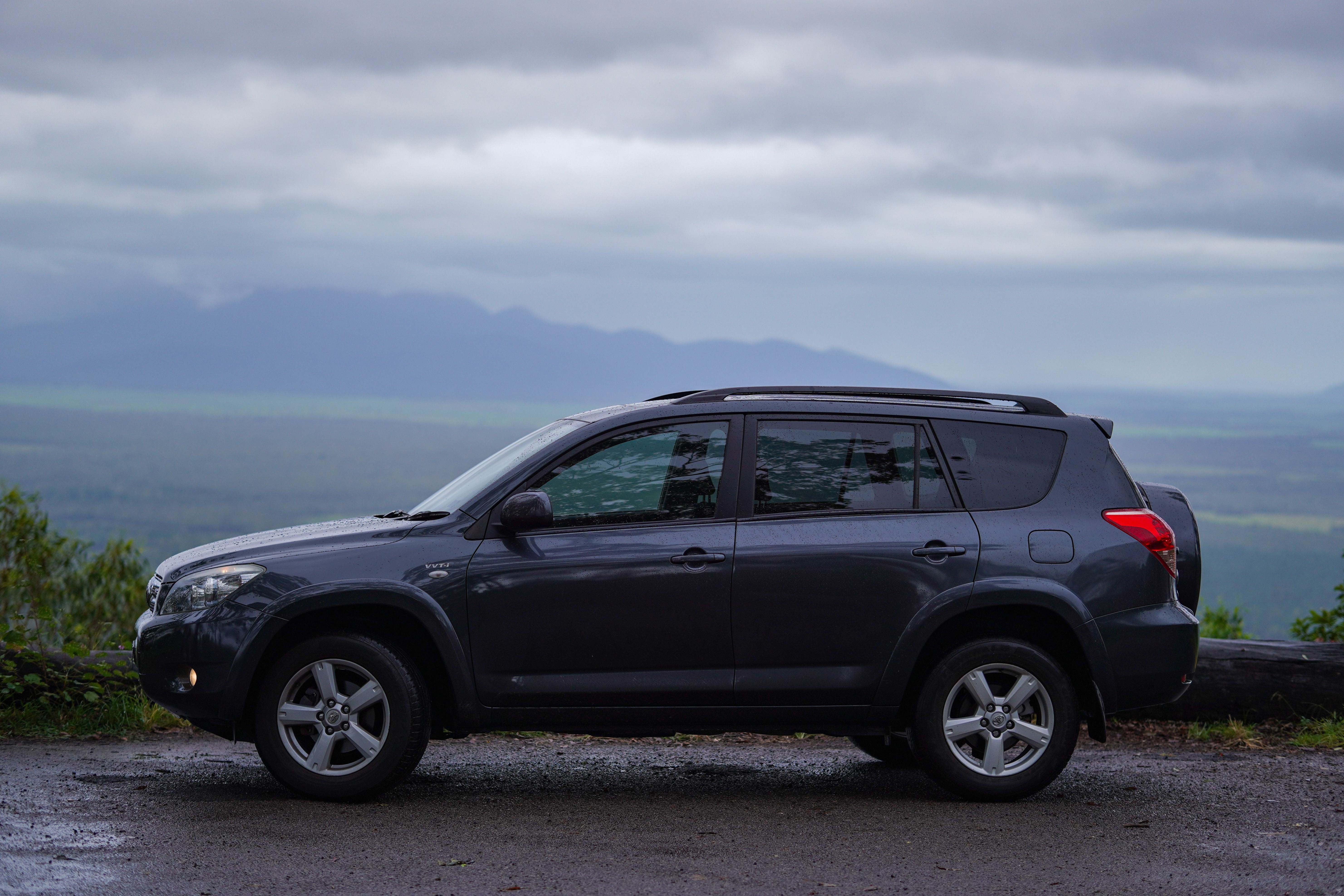 SUV Car Parked on Scenic Mountain Overlook · Free Stock Photo