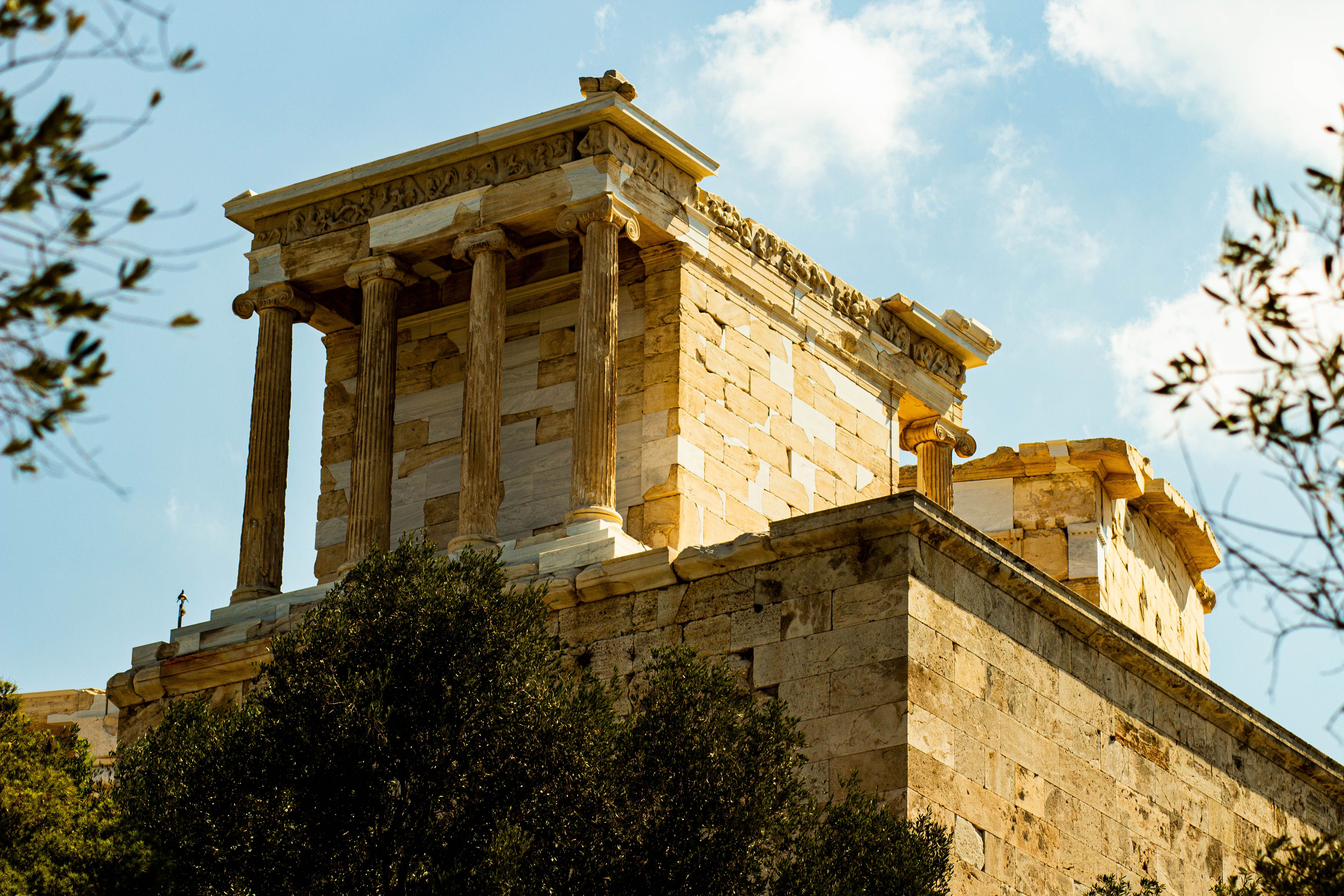 Templo De Atenea Niké En Atenas Bajo Un Cielo Brillante · Foto de stock ...