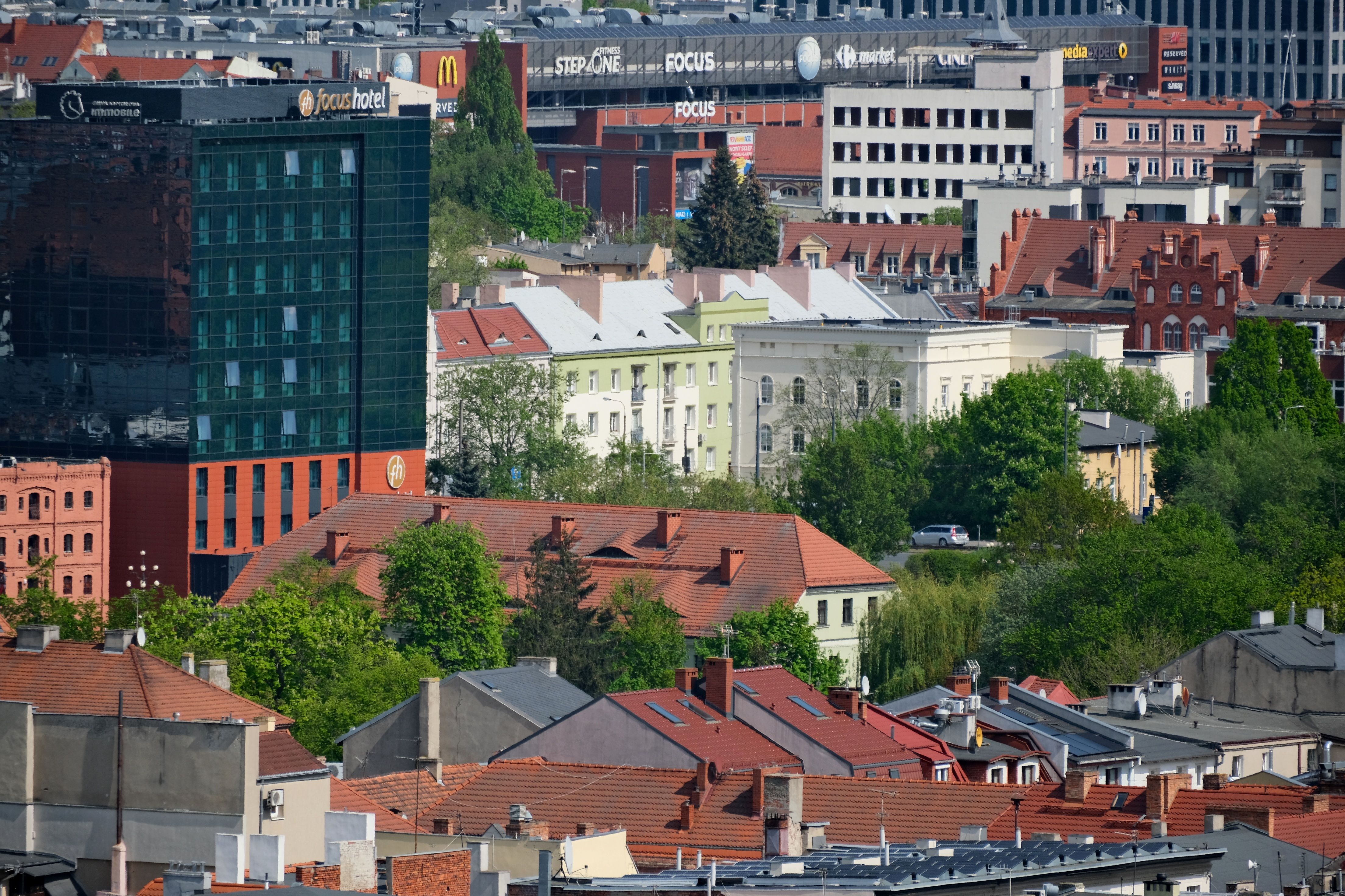 Urban Rooftop and Cityscape View with Focus Hotel · Free Stock Photo