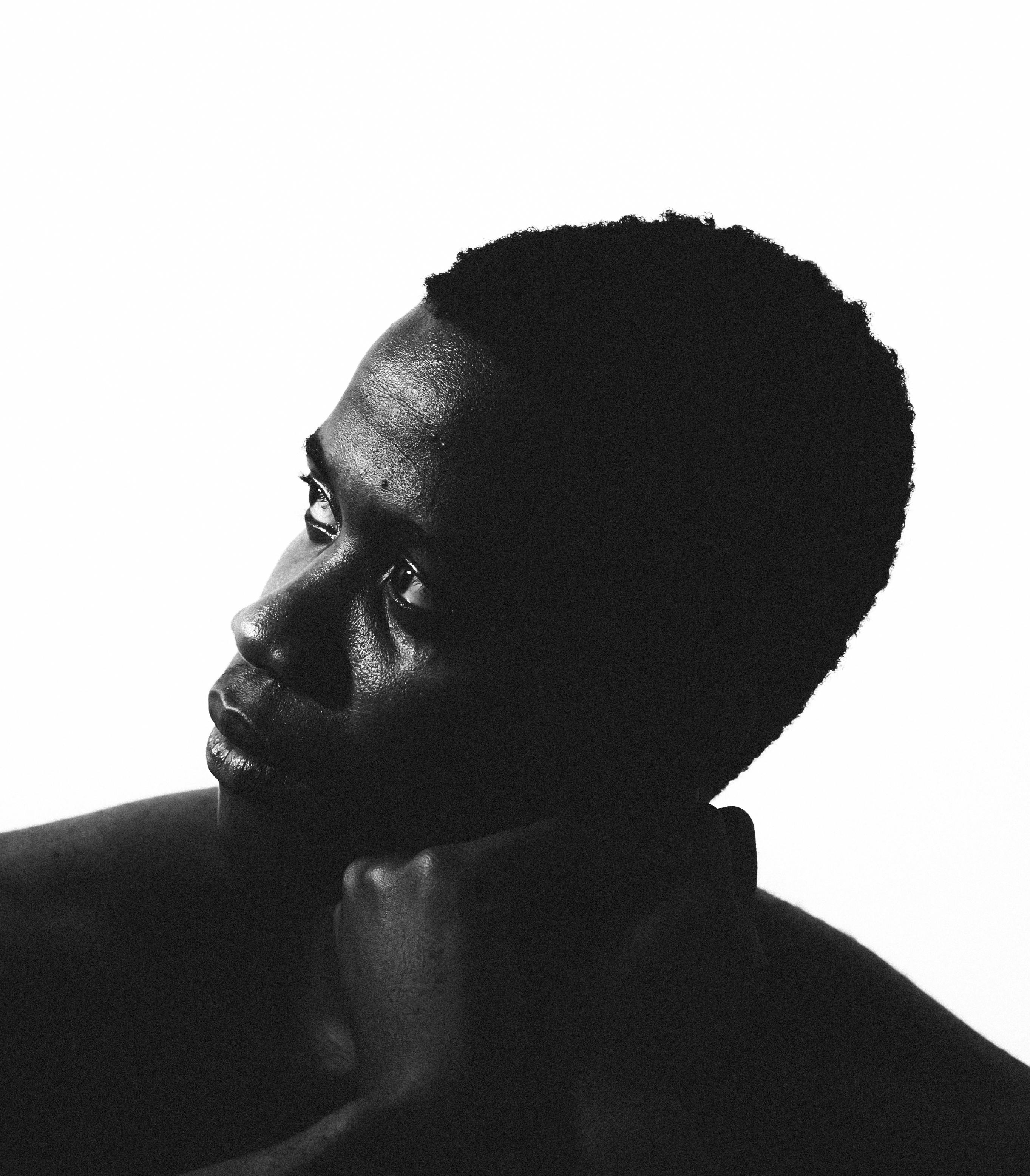 Potret Pria Hitam Putih Yang Dramatis · Foto Stok Gratis