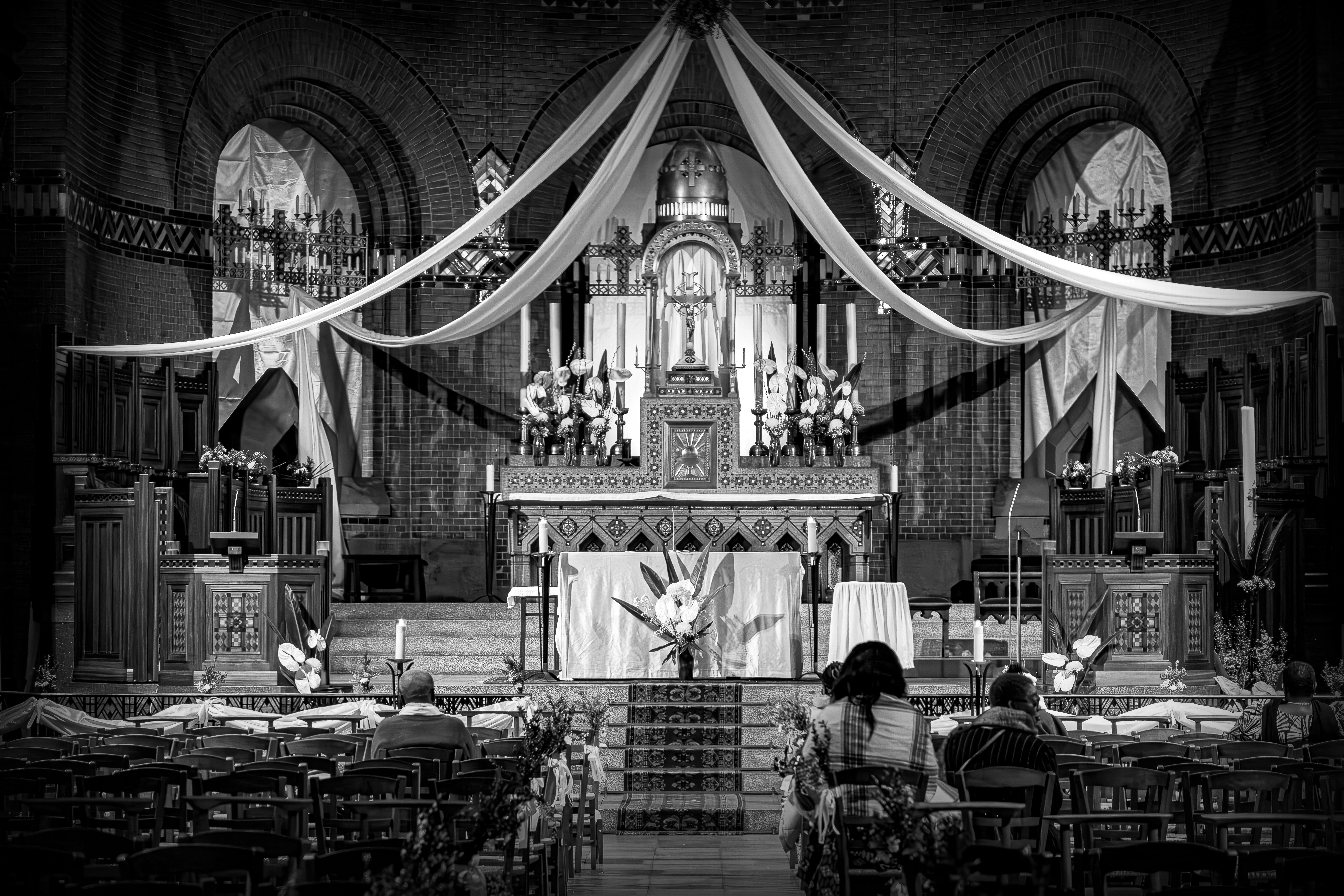 Elegant Church Interior with Opulent Altar · Free Stock Photo