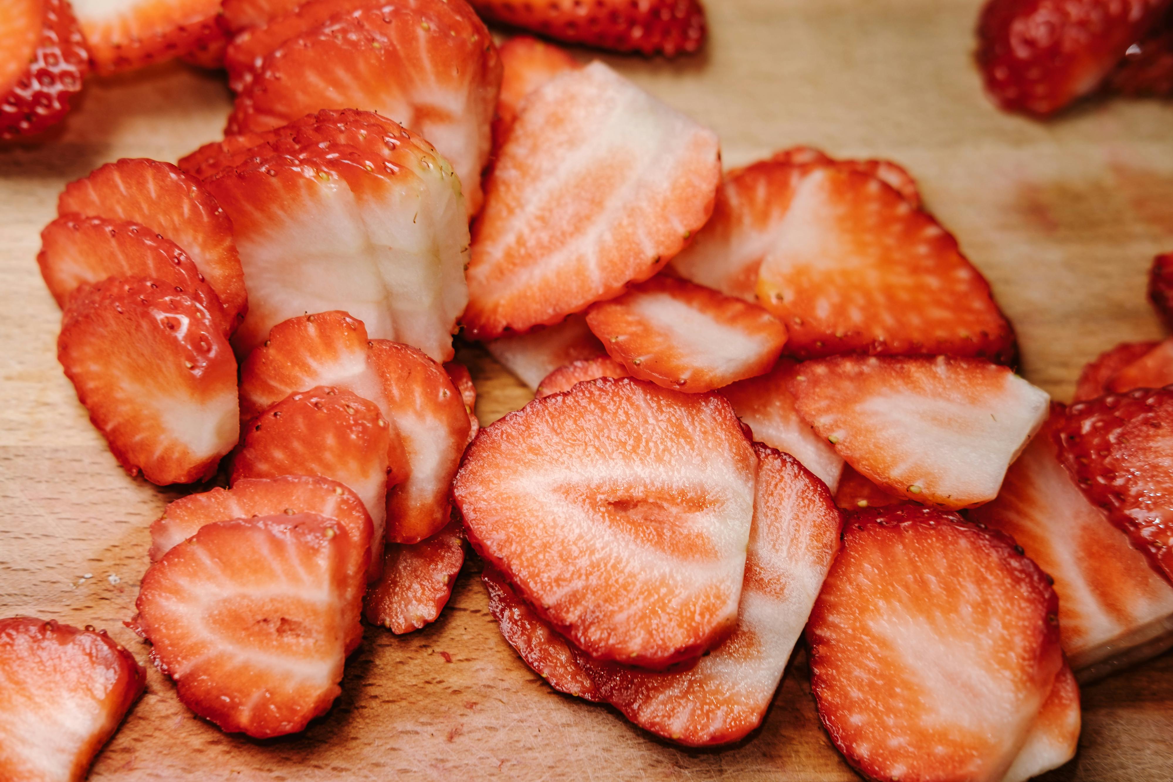 Fresas Frescas Cortadas En Rodajas Sobre Una Tabla De Madera · Foto de ...