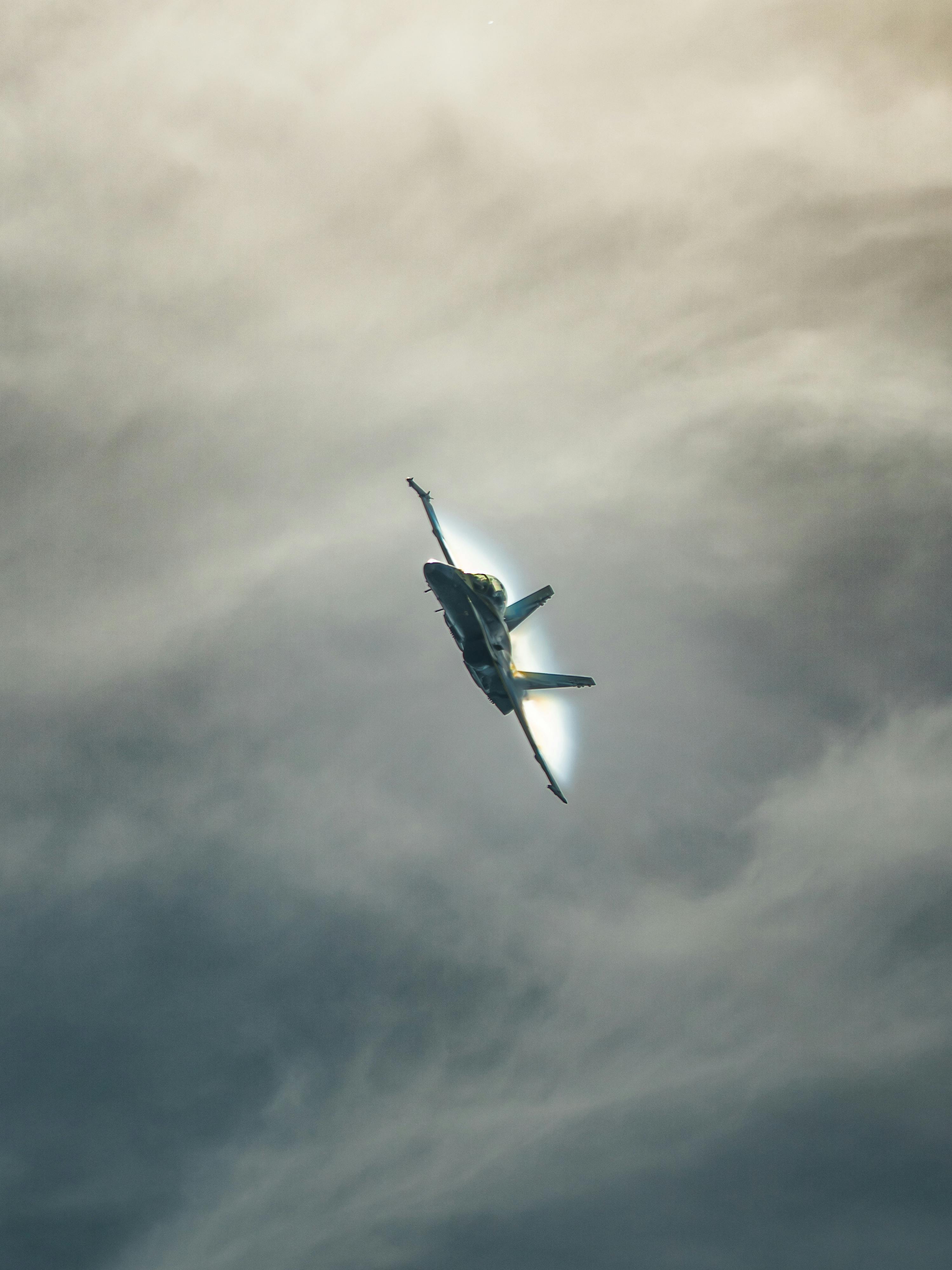Gray Jet Flying Through the Sky during Daytime · Free Stock Photo