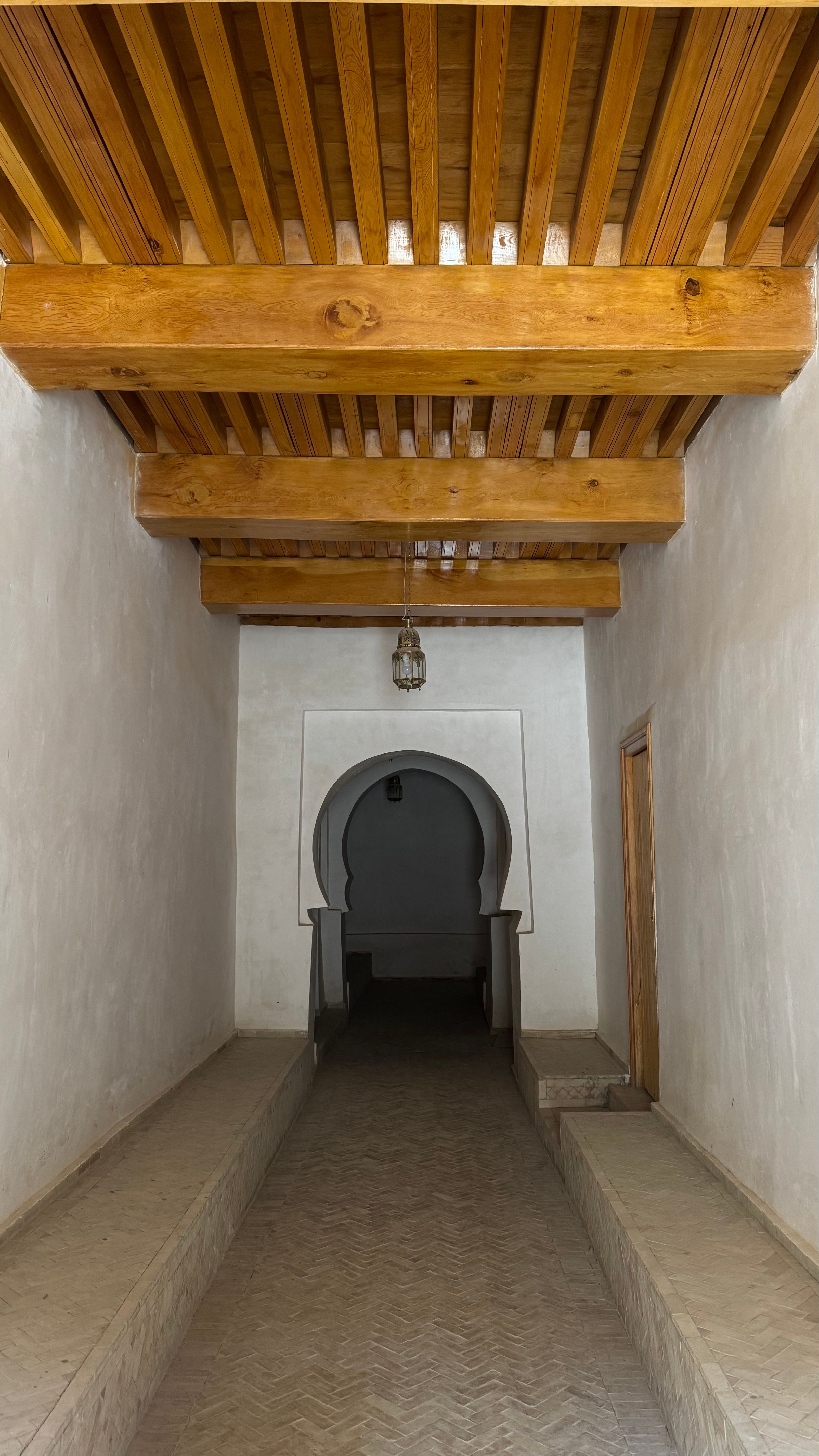 Traditional Moroccan Corridor with Arched Doorway · Free Stock Photo