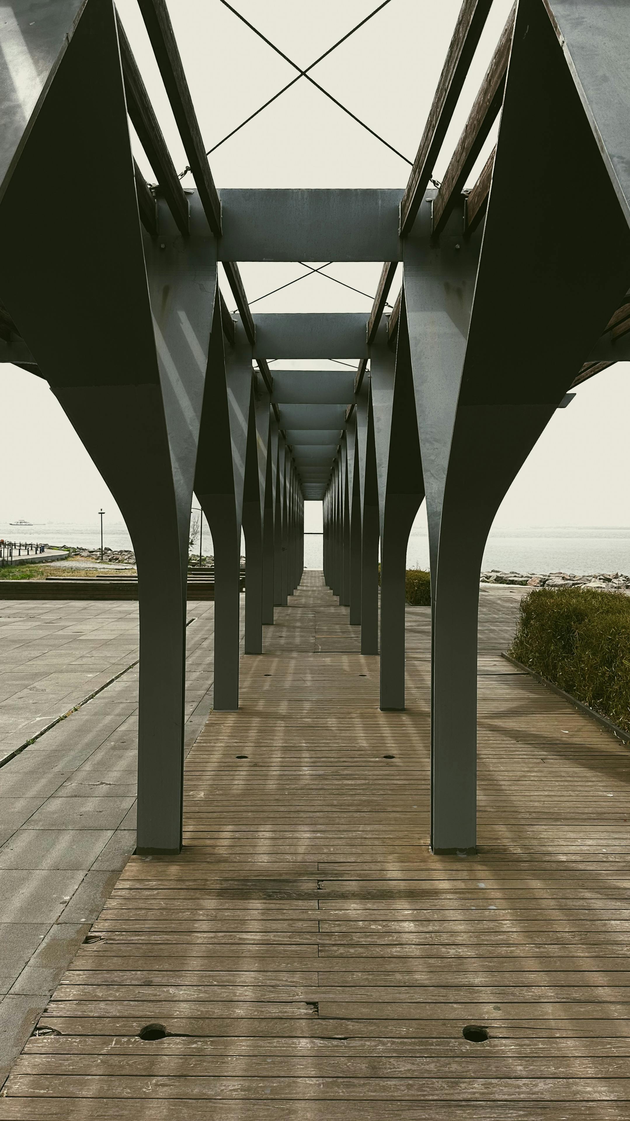 Moderne Industriële Loopbrug Aan Zee · Gratis stockfoto