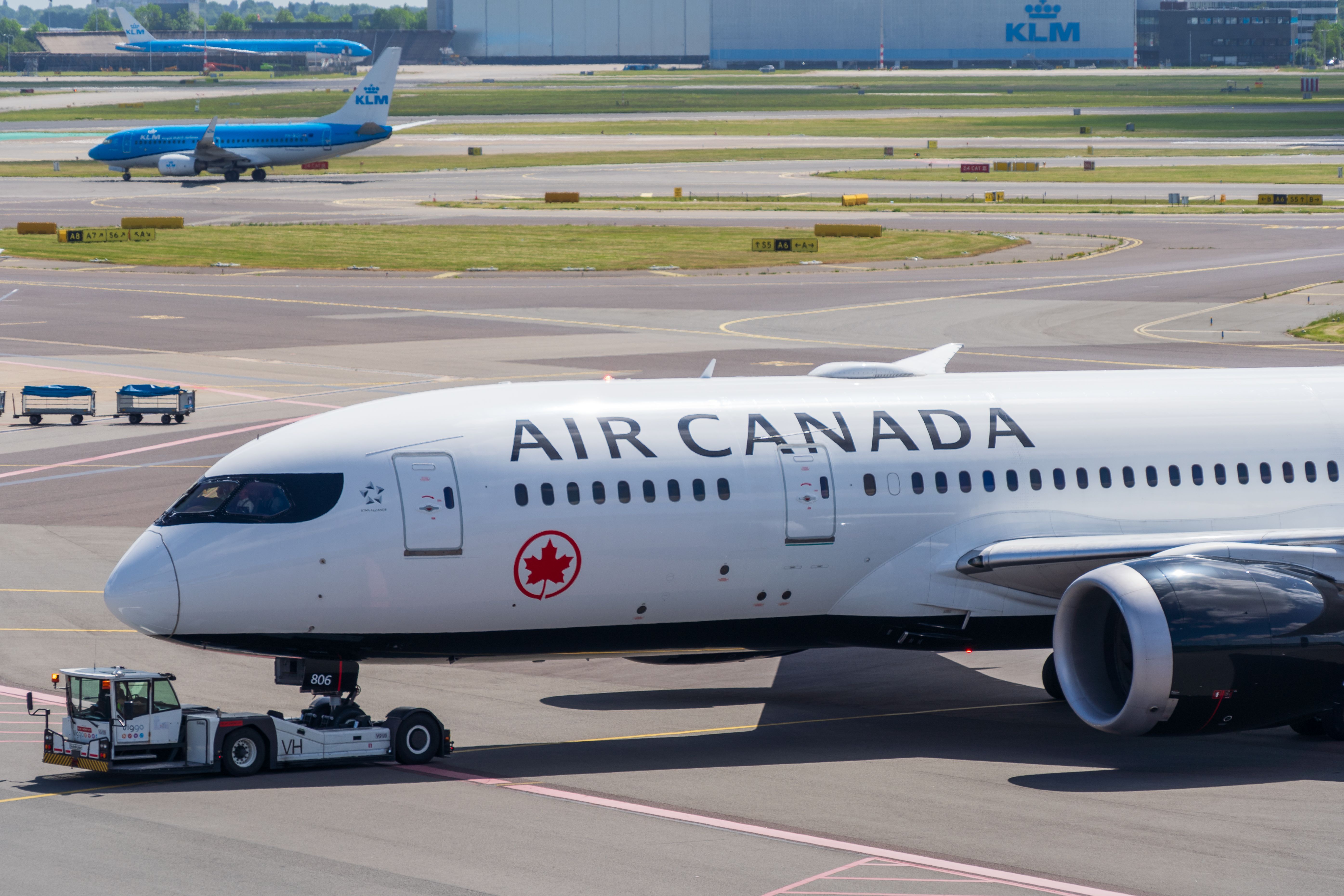 Air Canada Boeing 787 at Airport Tarmac · Free Stock Photo