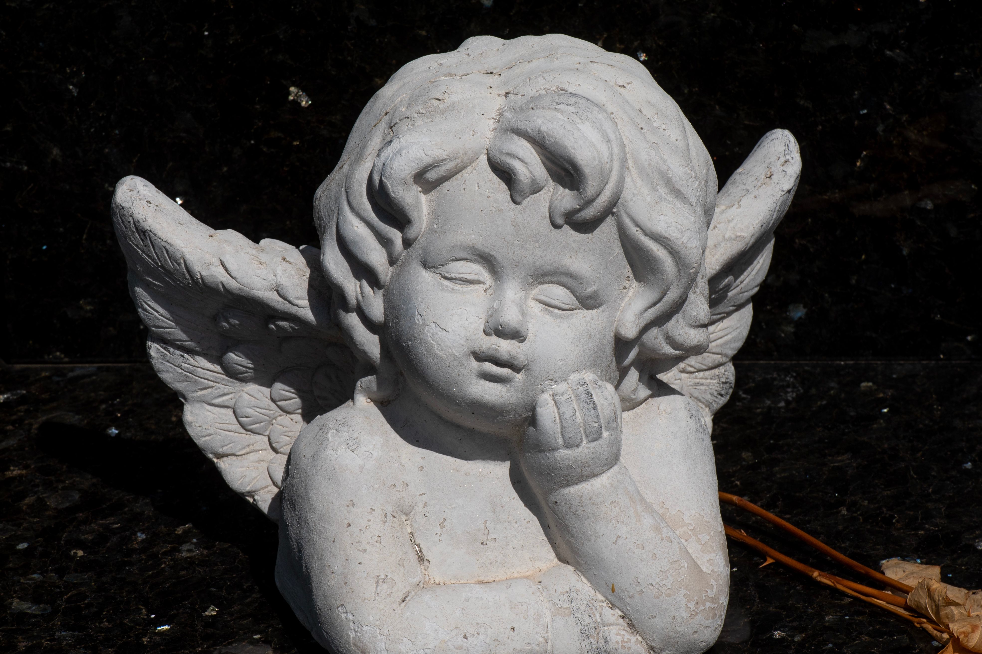 Serene Stone Angel Statuette in Cemetery · Free Stock Photo