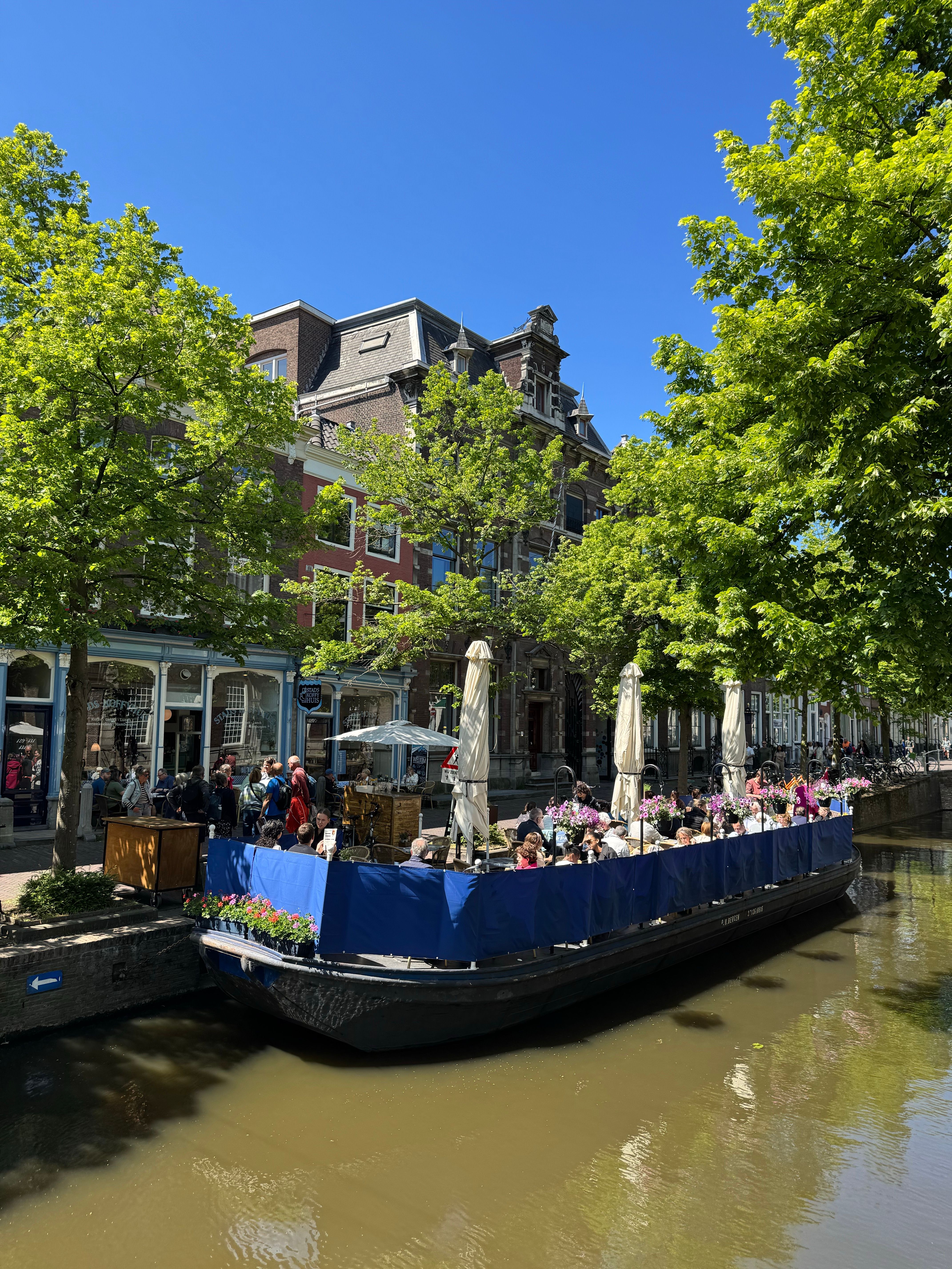 Lively Canal Cafe Scene in Amsterdam · Free Stock Photo