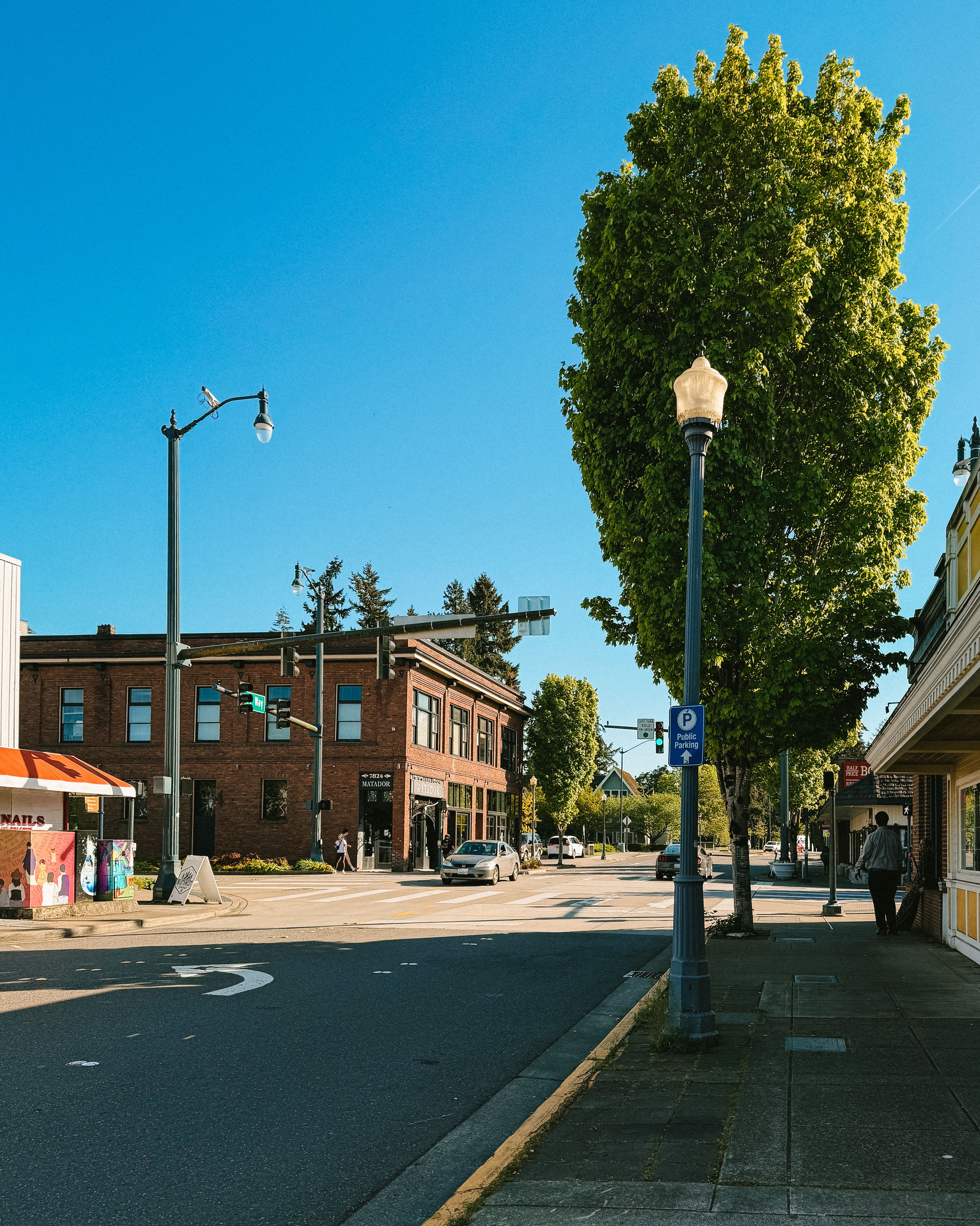 Charming Downtown Street in Redmond, Washington · Free Stock Photo
