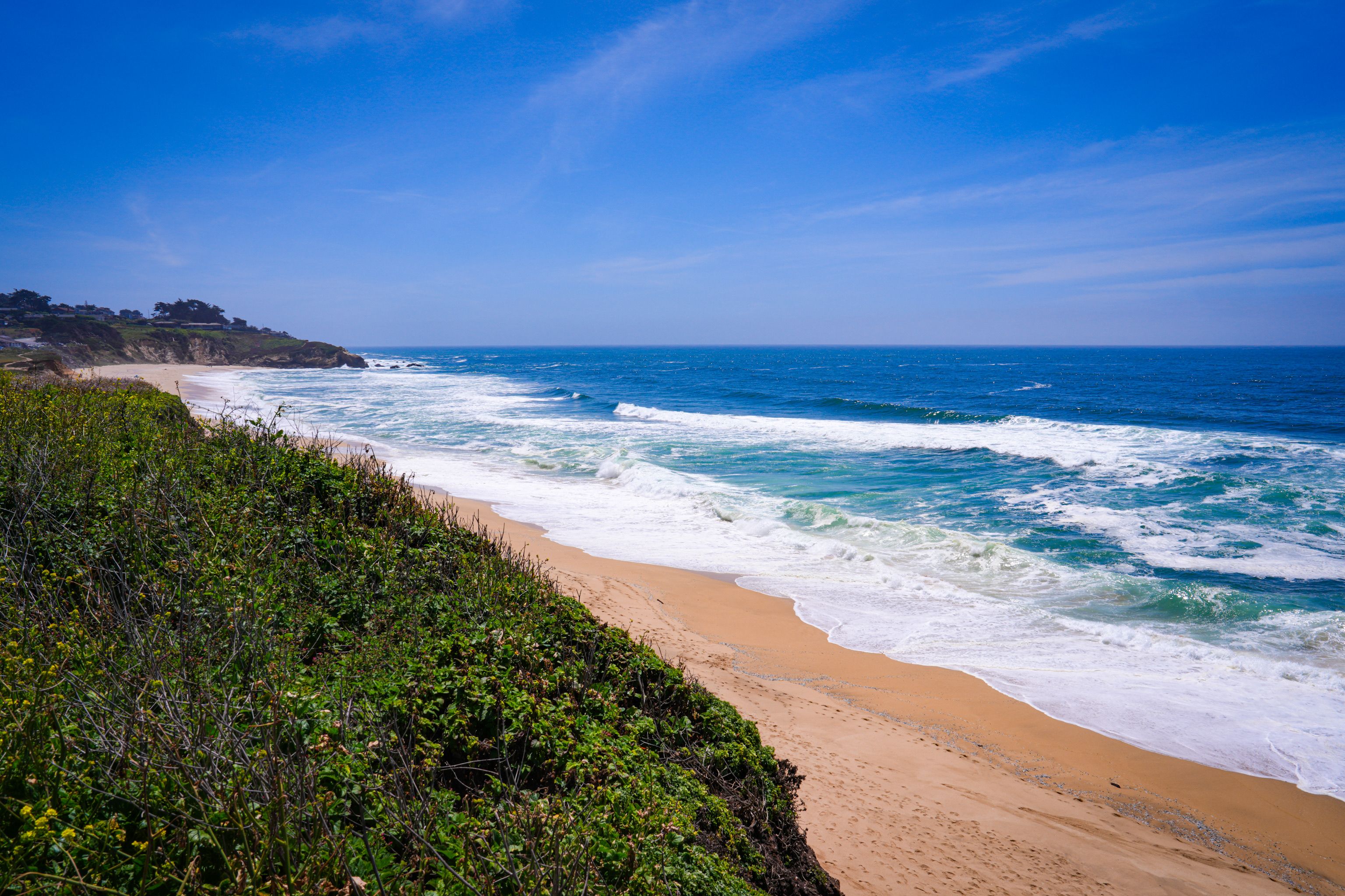 Stunning Pacifica Beach View with Waves · Free Stock Photo