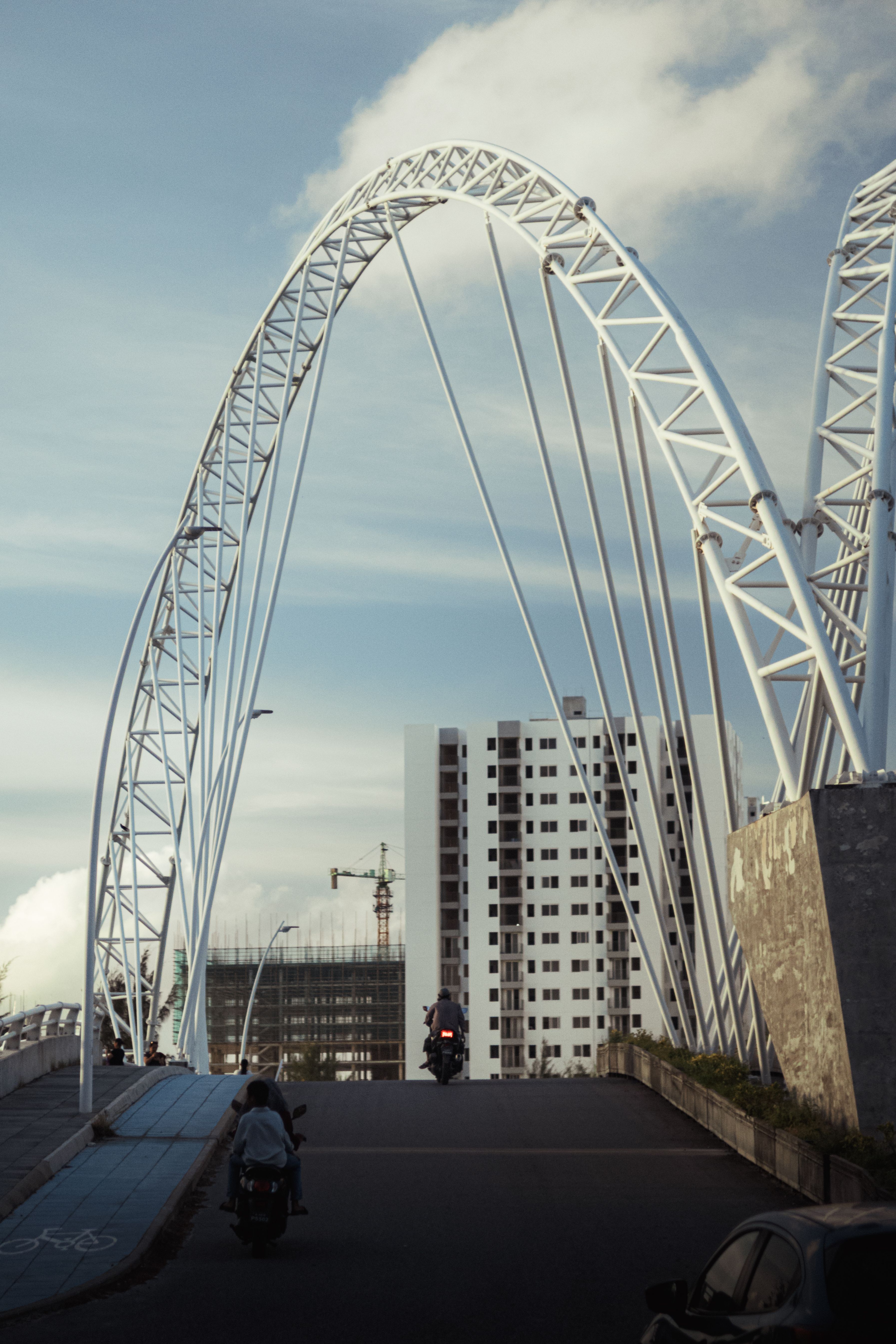 Modern White Arch Bridge with Urban Commute · Free Stock Photo