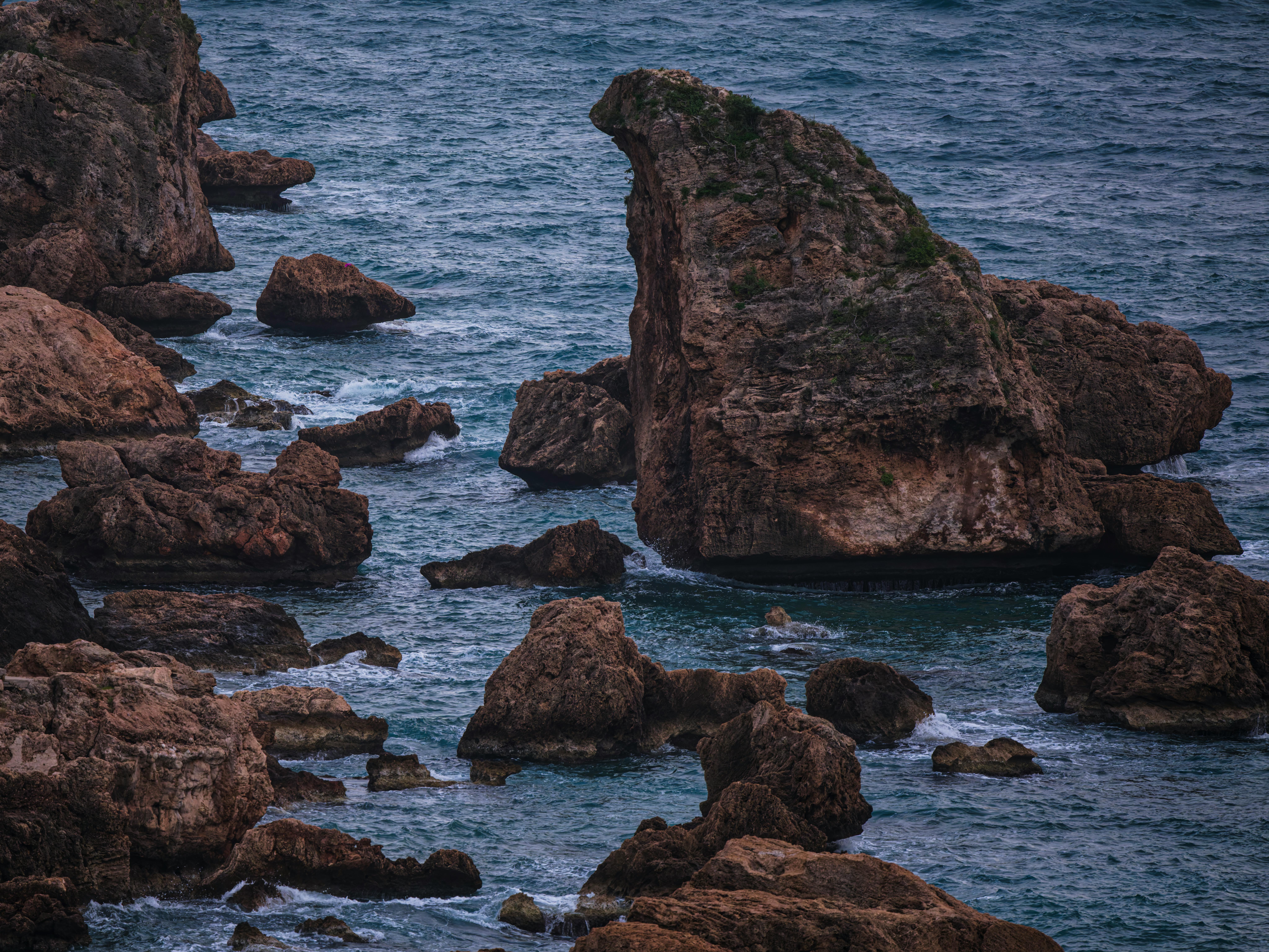 Large Rock Sea Background Photos, Download The BEST Free Large Rock Sea ...