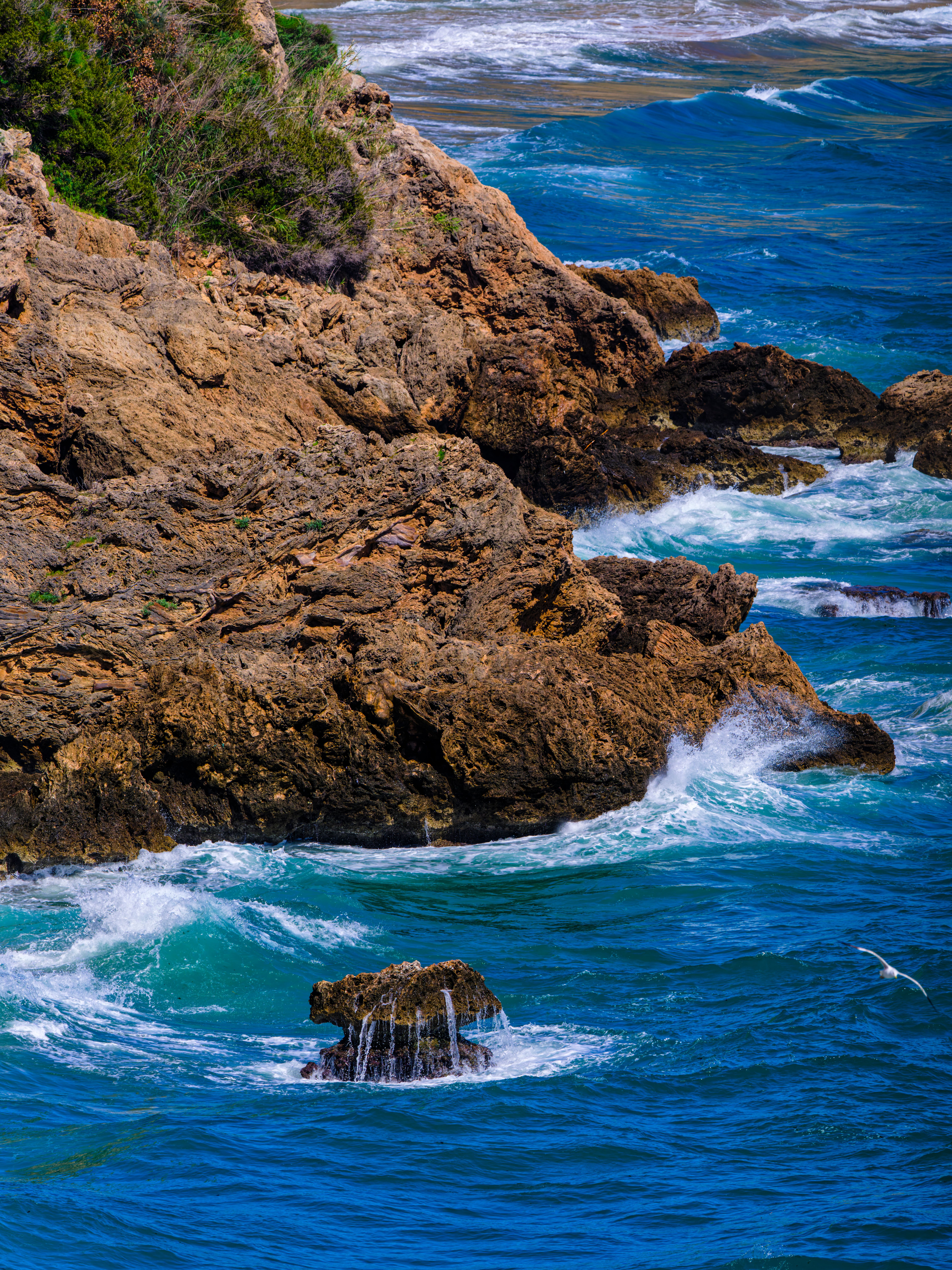 Dramatic Coastal Scene with Rocky Cliffs and Waves · Free Stock Photo