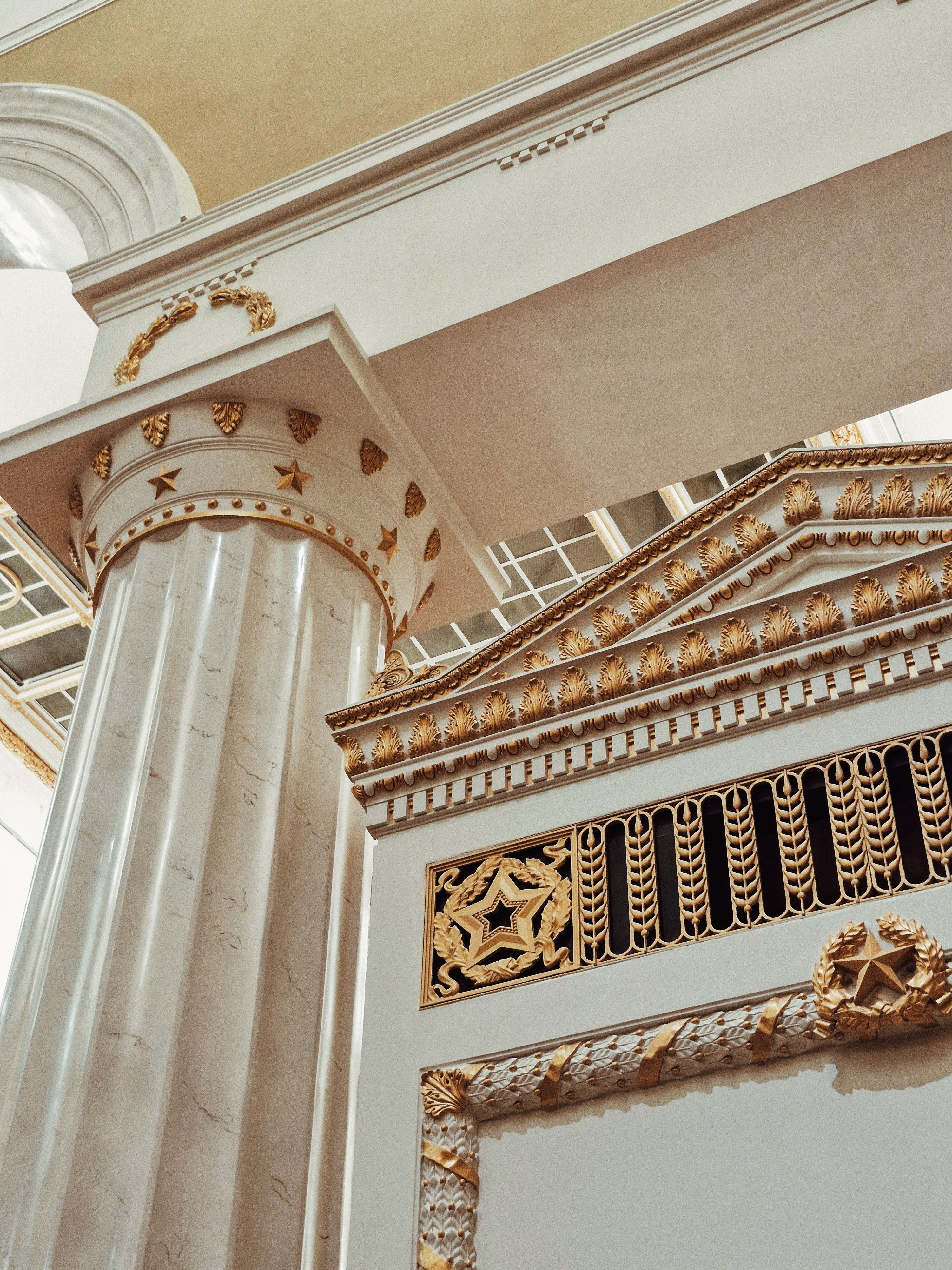 Elegant Corinthian Column and Ornate Frieze · Free Stock Photo