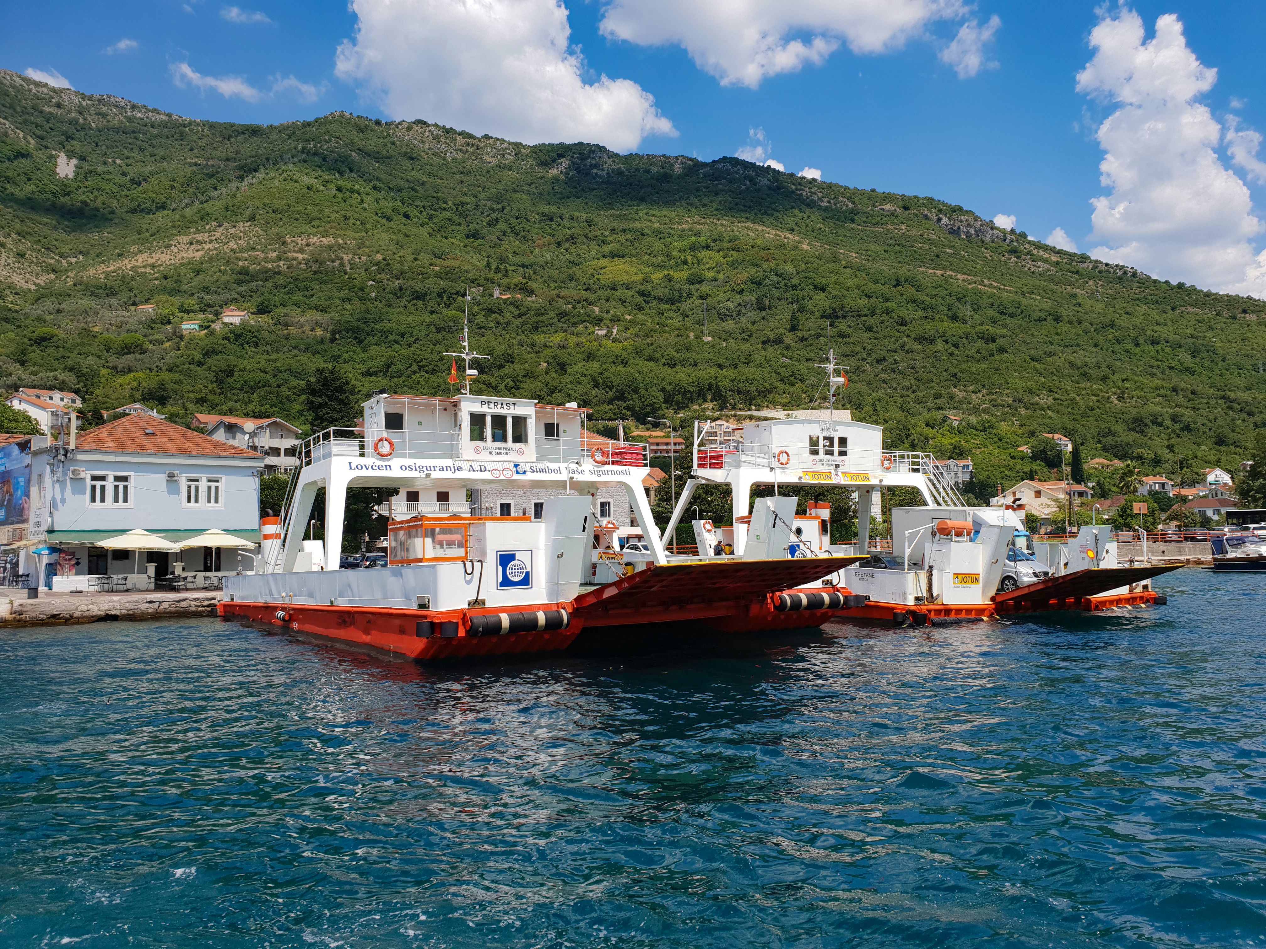 Vista Panorámica De Los Transbordadores En La Bahía De Boka Kotorska ...