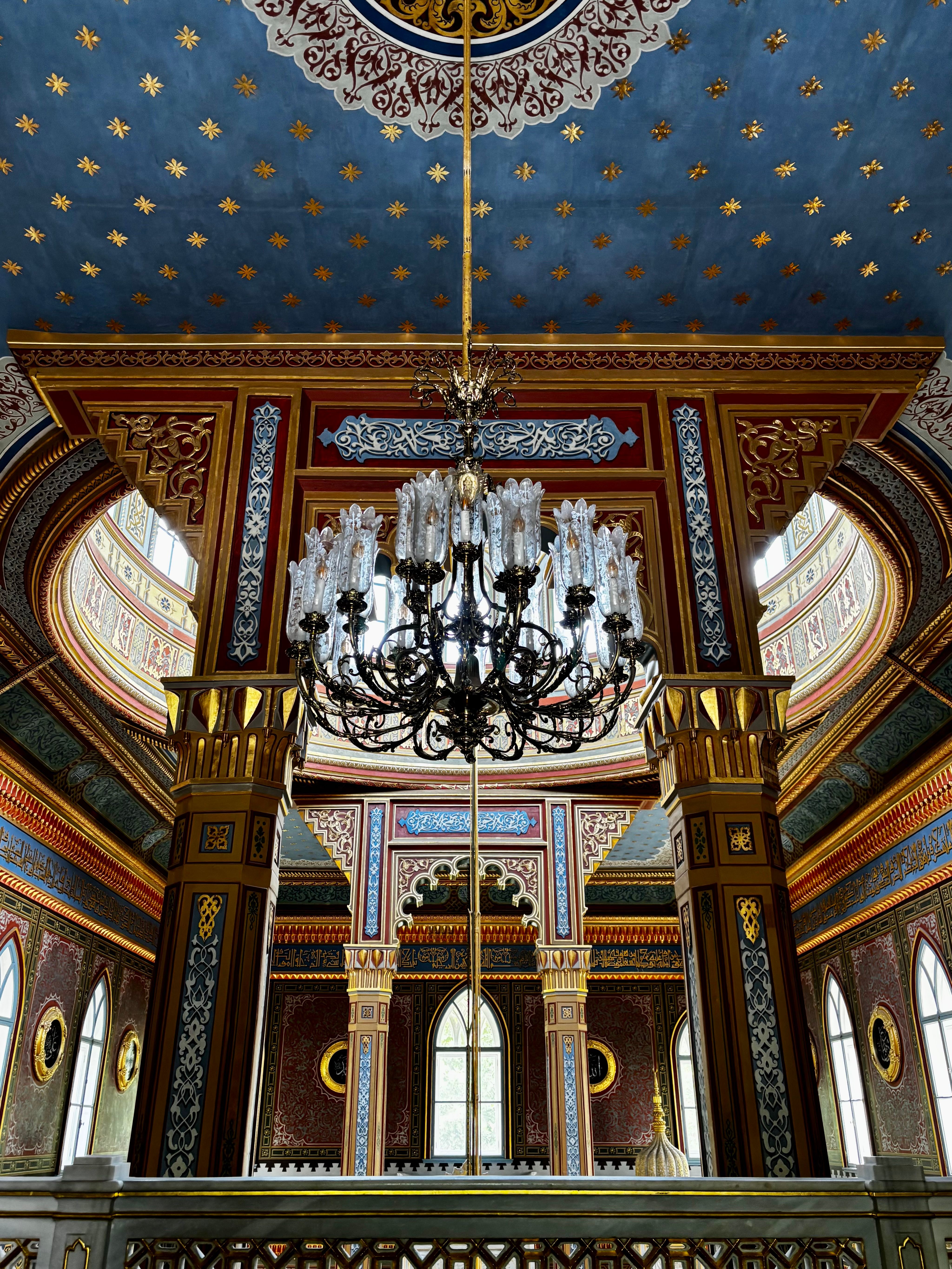 Opulent Interior Design with Luxurious Chandelier · Free Stock Photo